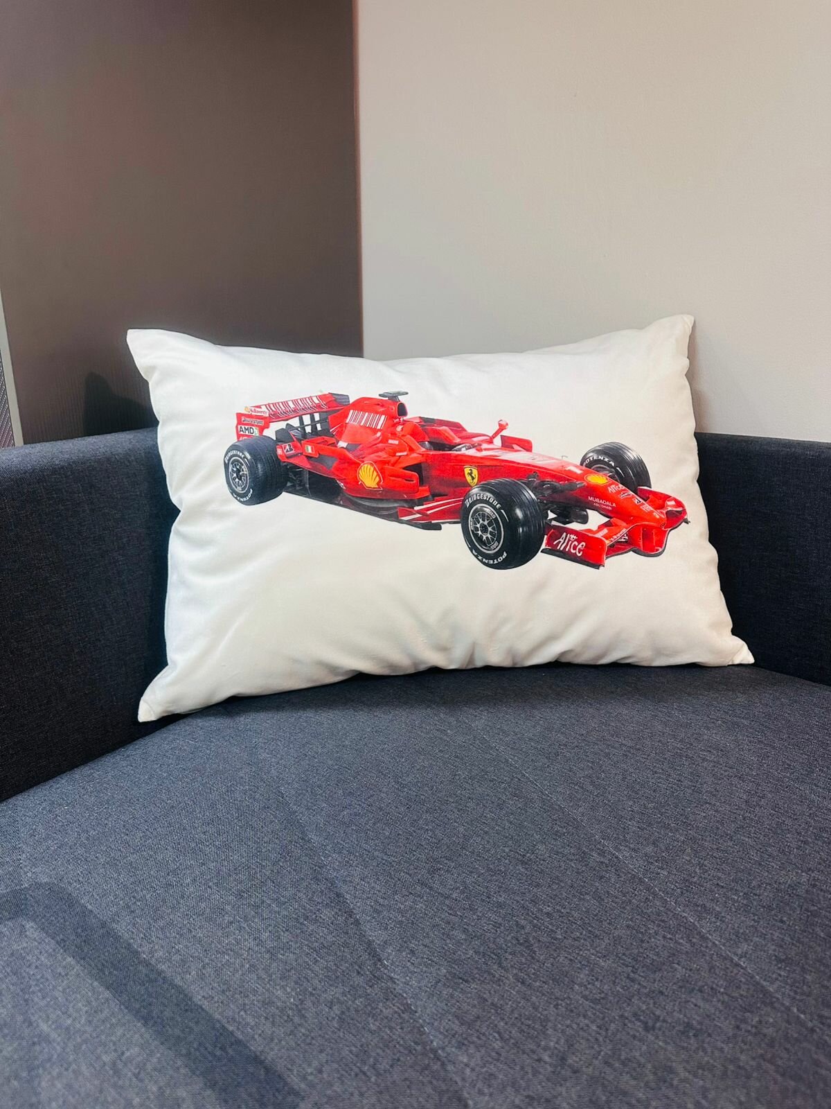Ф-ка Мирлачева подушка с фотопечатью Ferrari красный на белом (47х67см)