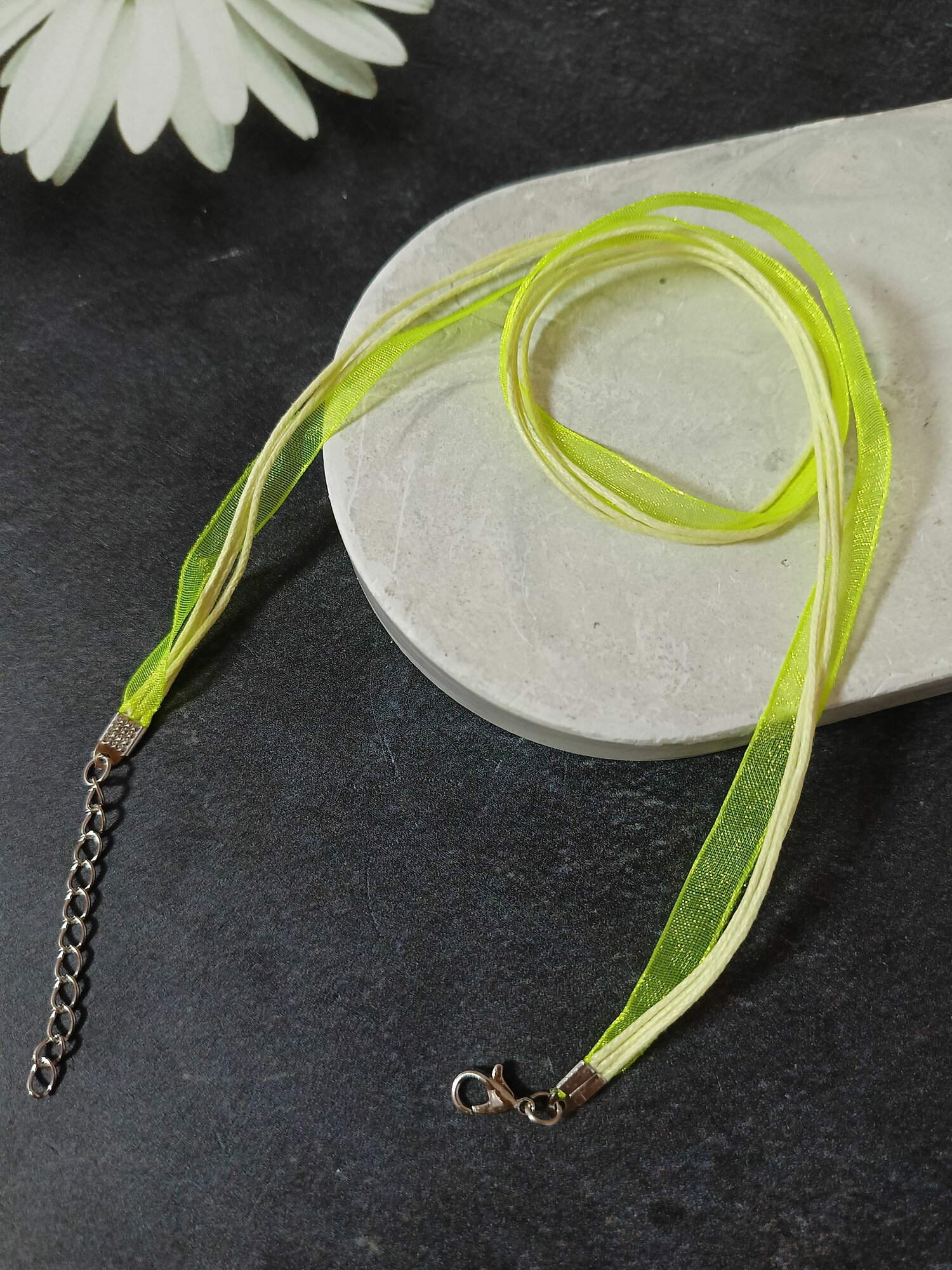 Шнурок для бижутерии подвески кулона крестика вощеный с органзой 43см 1шт желтый неон