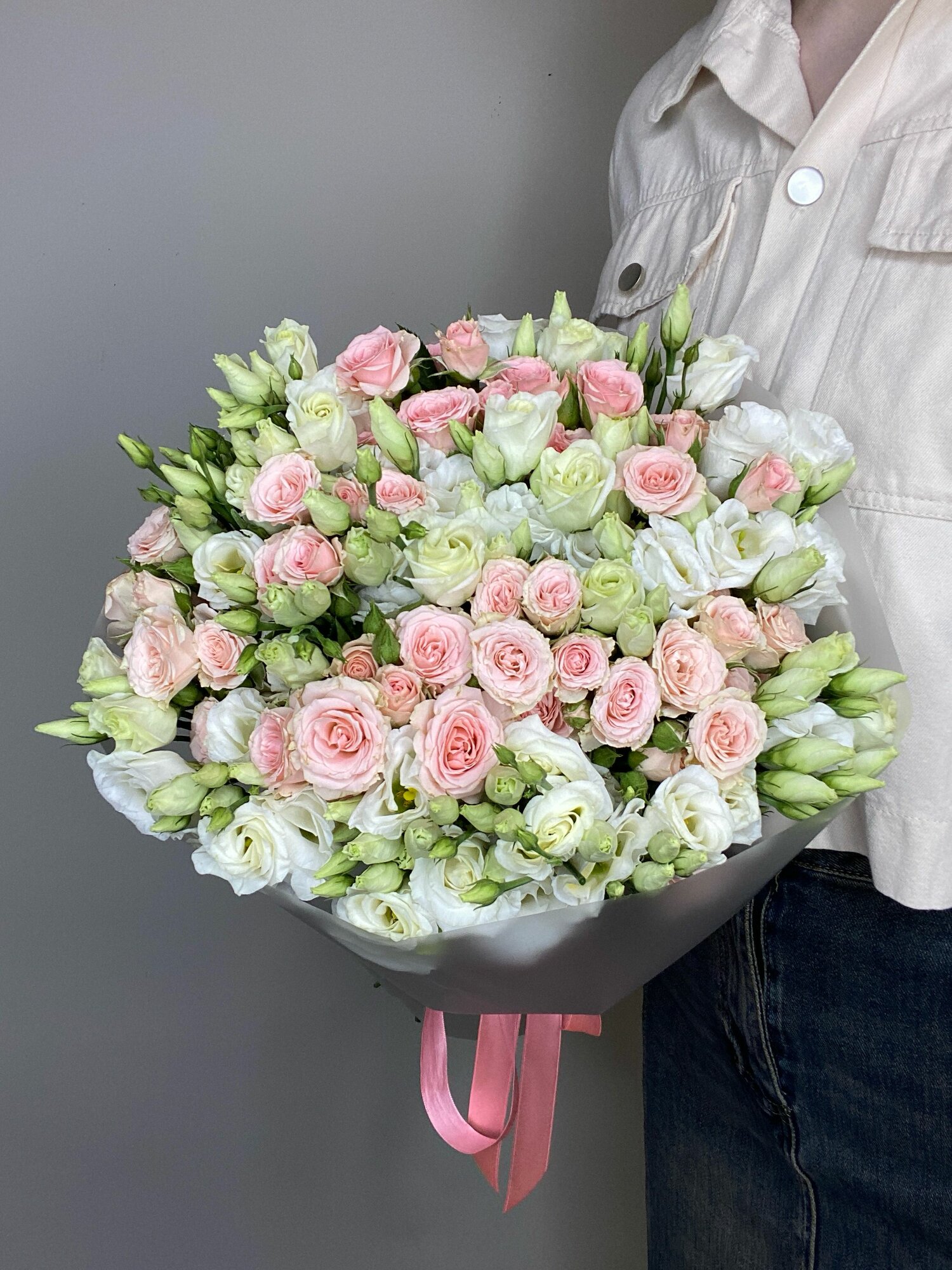 Розы с эустомами