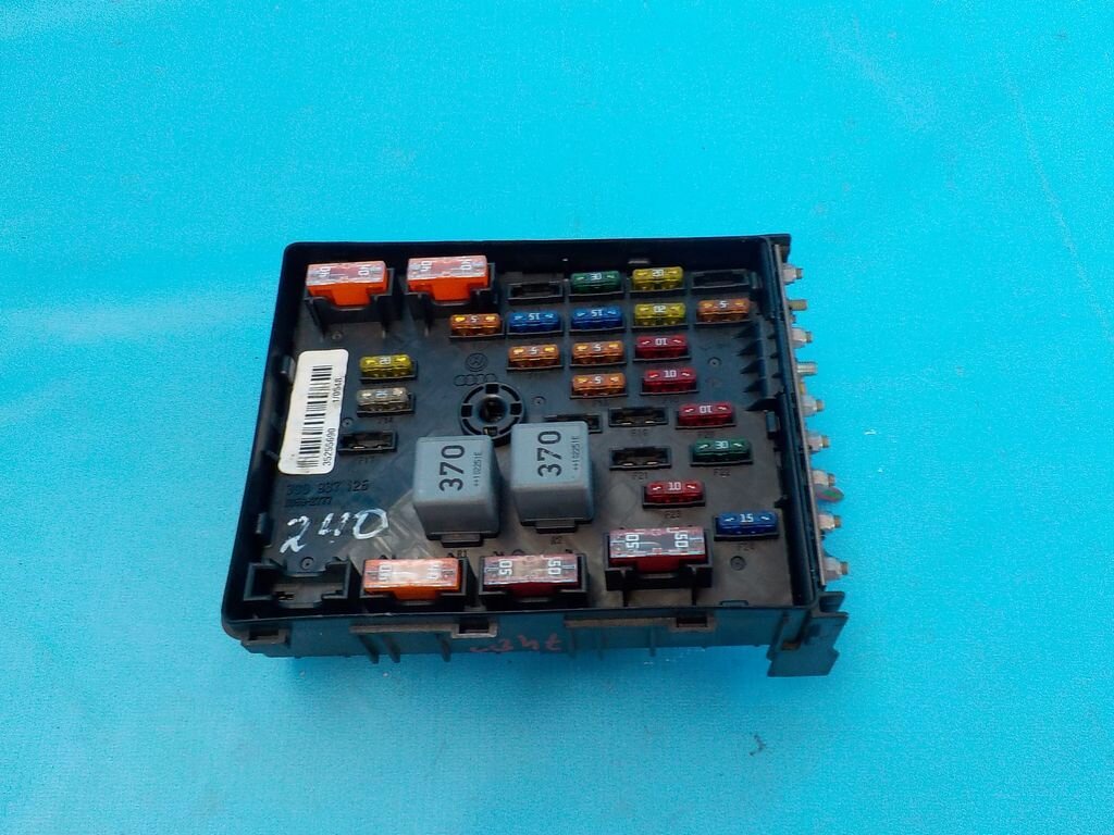 Блок предохранителей под капотом VOLKSWAGEN Passat CC 2008-2018 3C0937125 - Б/У