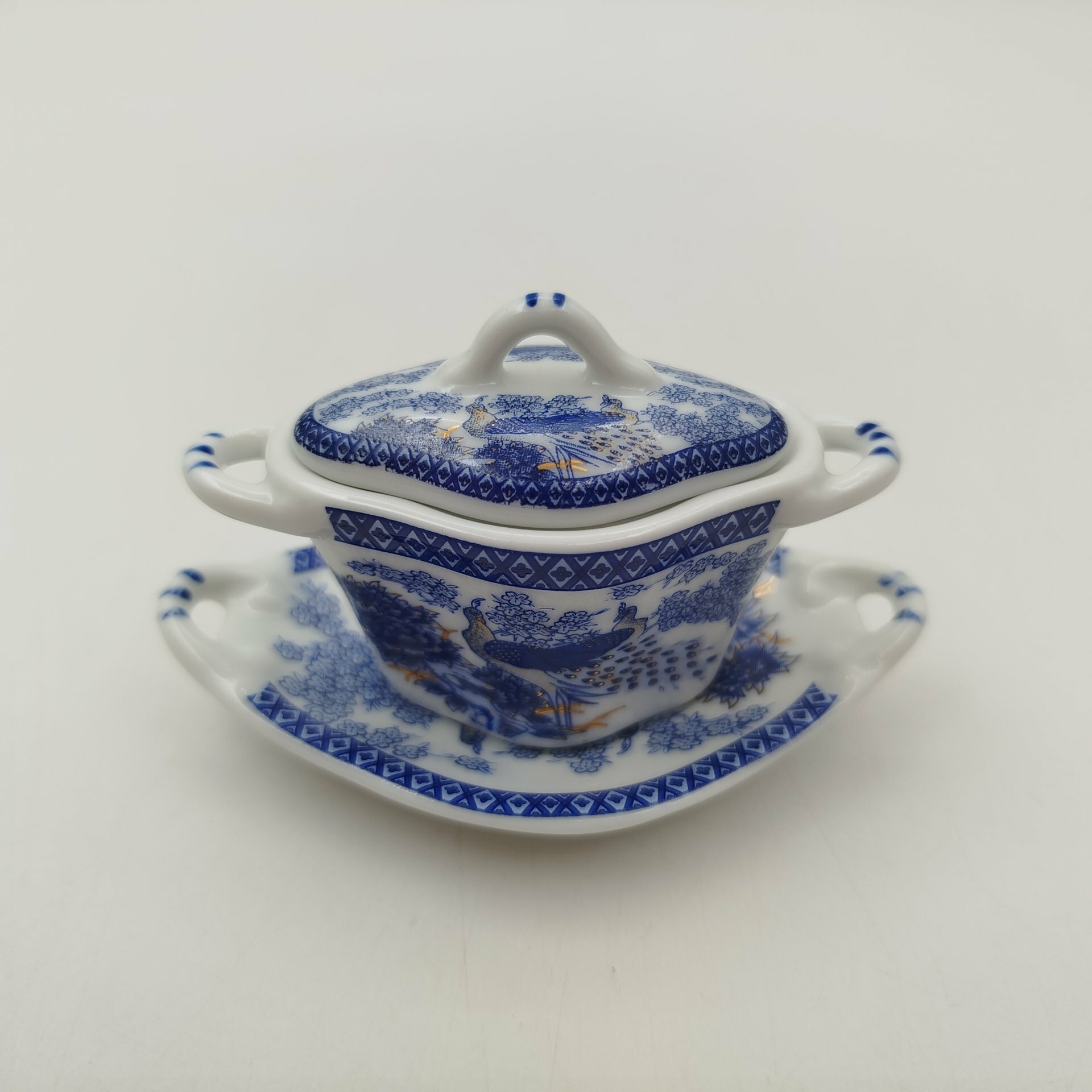 Солонка в виде супницы (миниатюрная) украшенная изображением павлинов