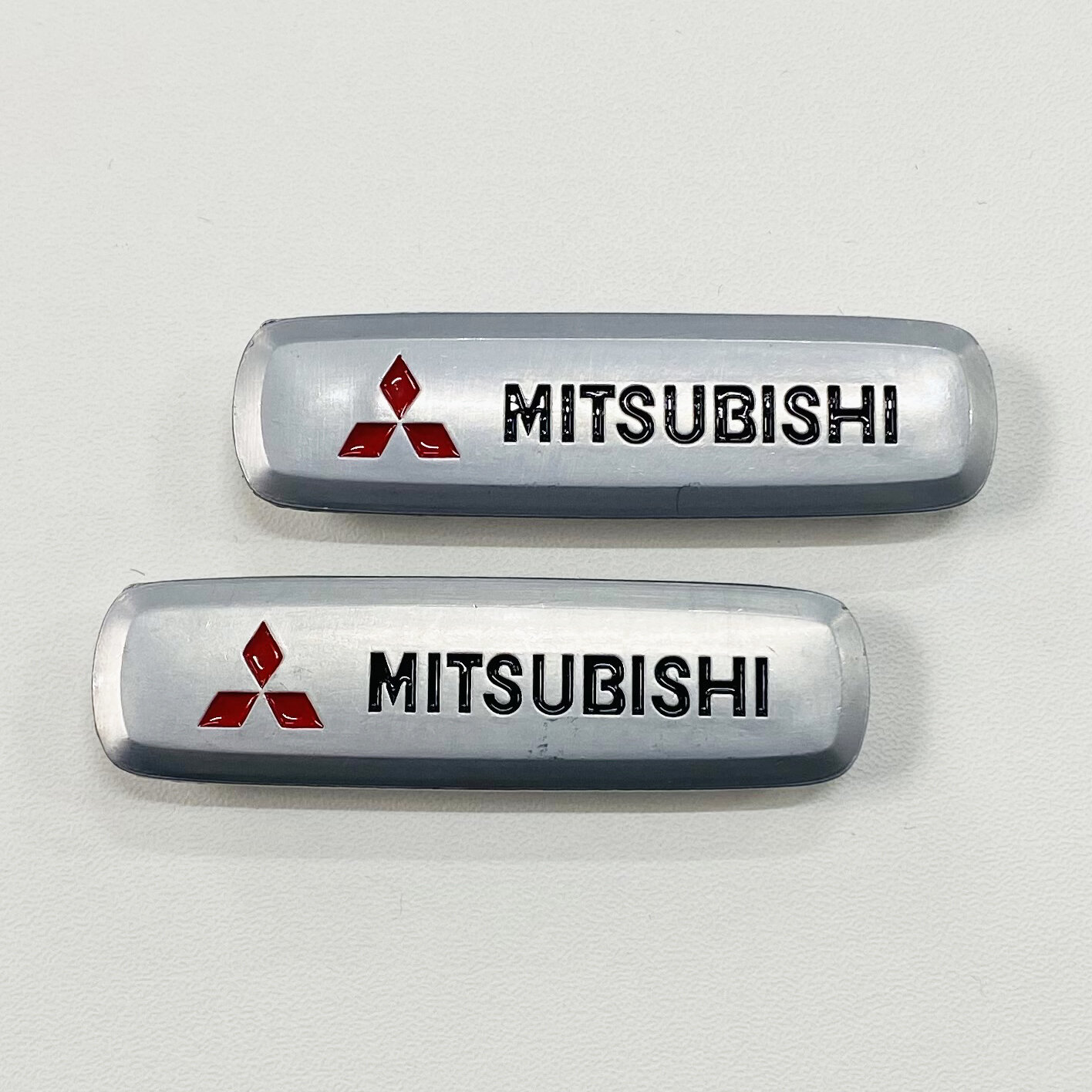Шильдик для Mitsubishi (2 шт.) / логотип для EVA-ковриков