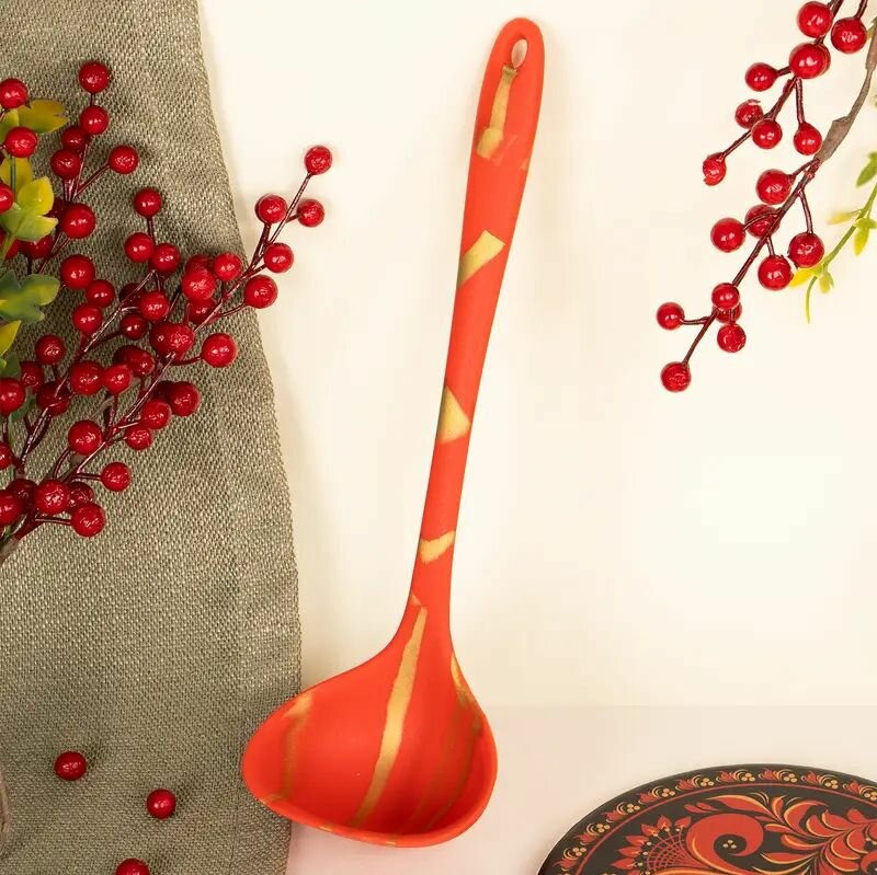 Половник 28 см, силикон, отлично подойдёт для разлива супов, бульонов и соусов.