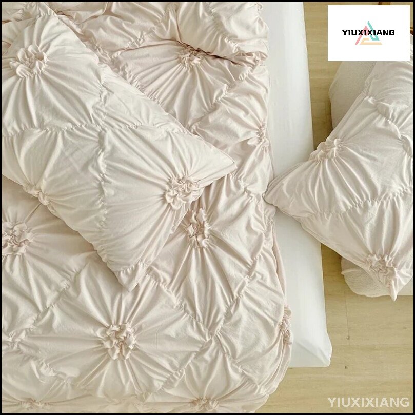 Эксклюзивный комплект King Size из 3 предметов 200x230 см бежевого цвета с объемным цветком на пуговицах выполнен из полиэстера и хлопка