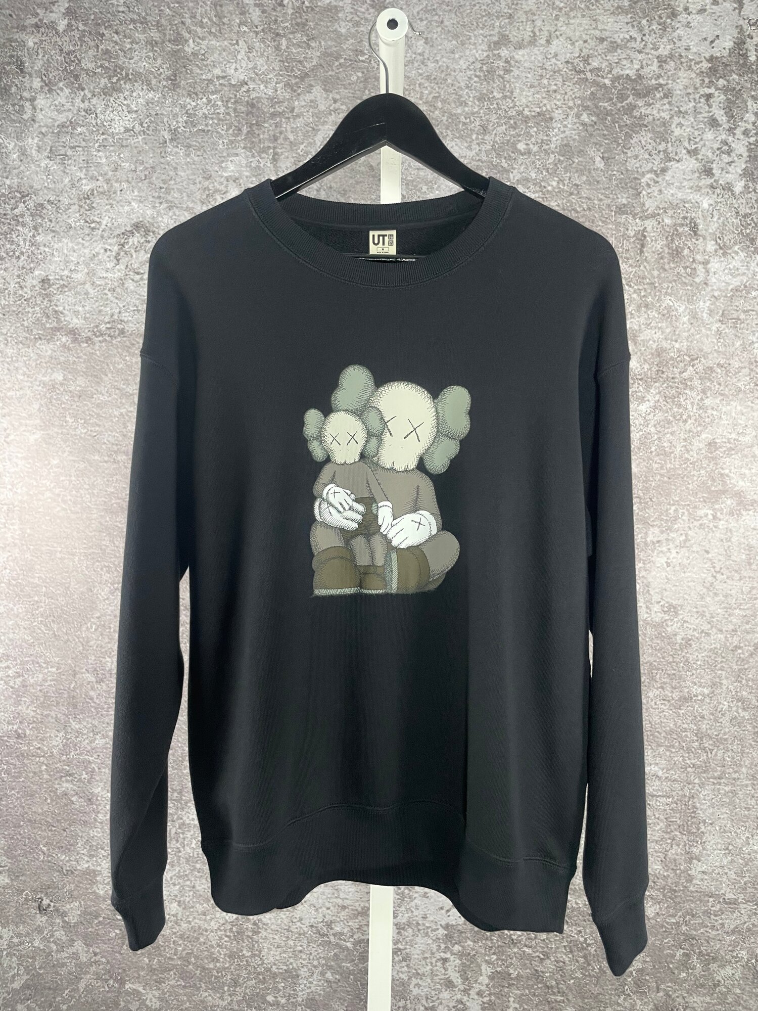 Свитшот UNIQLO X KAWS SS23 SWEATSHIRT BLACK