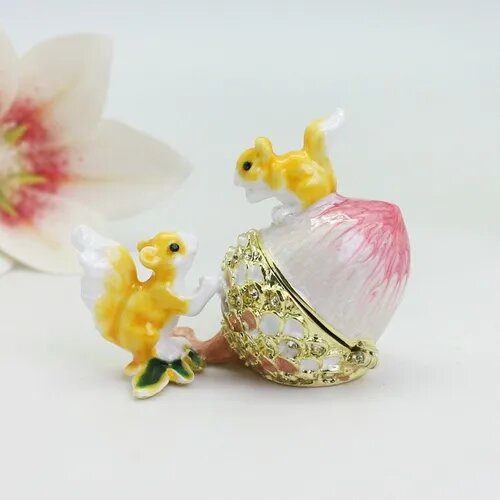 Шкатулка-декор "Две белки на шишке" для украшений, эмалевая, розовая, ручная работа, 6.7x3.5x5.2 см, рождественский подарок, интерьерный декор