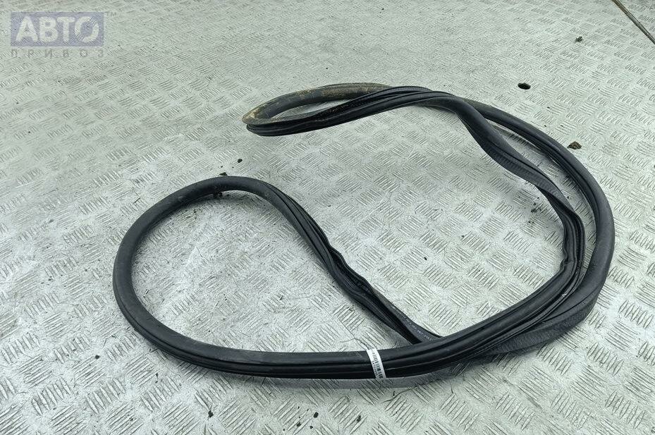 Уплотнитель двери передней левой Skoda Octavia mk2 (A5 1Z) 2004-2013