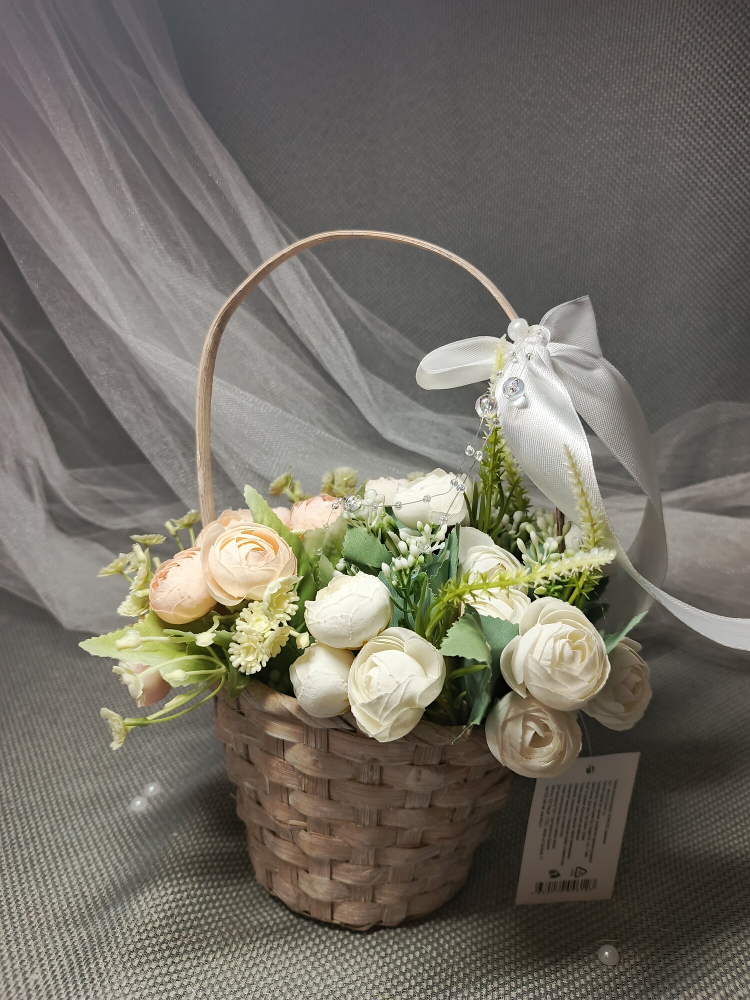 Корзинка с искусственными цветами для торжественной церемонии или декора.