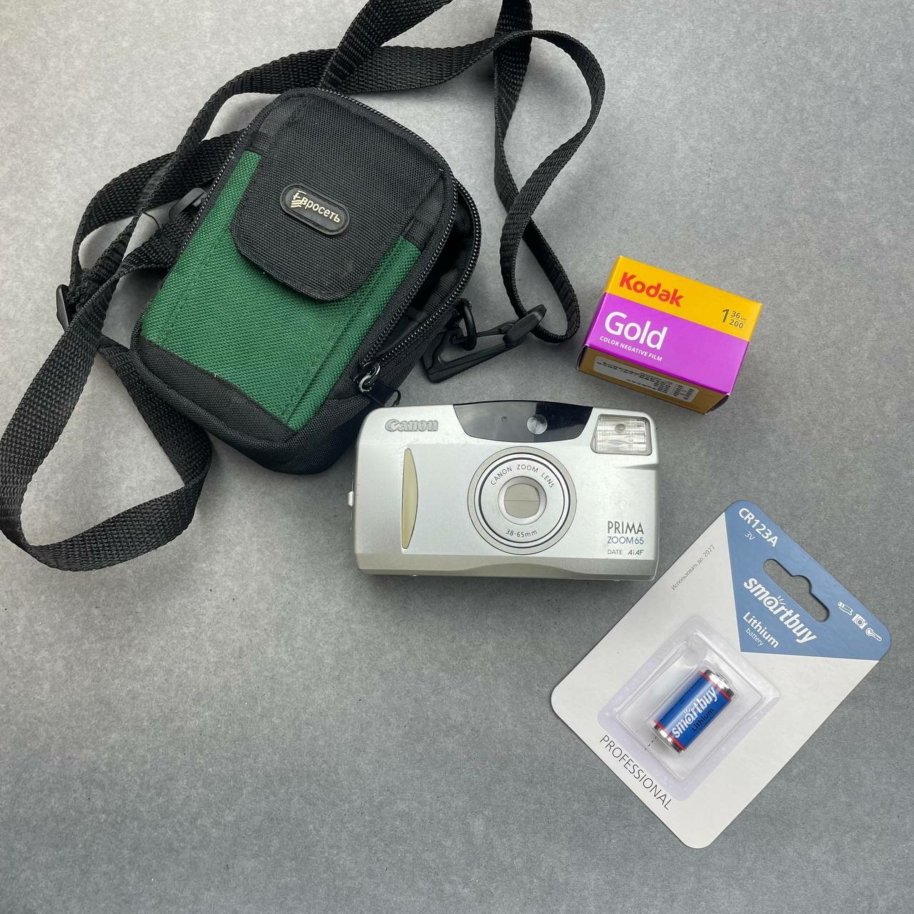 Винтажный пленочный фотоаппарат Canon Prima Zoom 65, с фотоплёнкой Kodak Gold