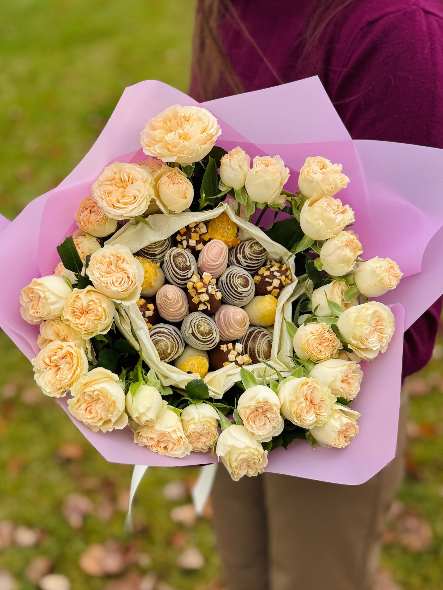 Авторский букет с кустовой персиковой розой и клубникой в шоколаде "Прелесть", подарок для любимой девушки, жены, мамы