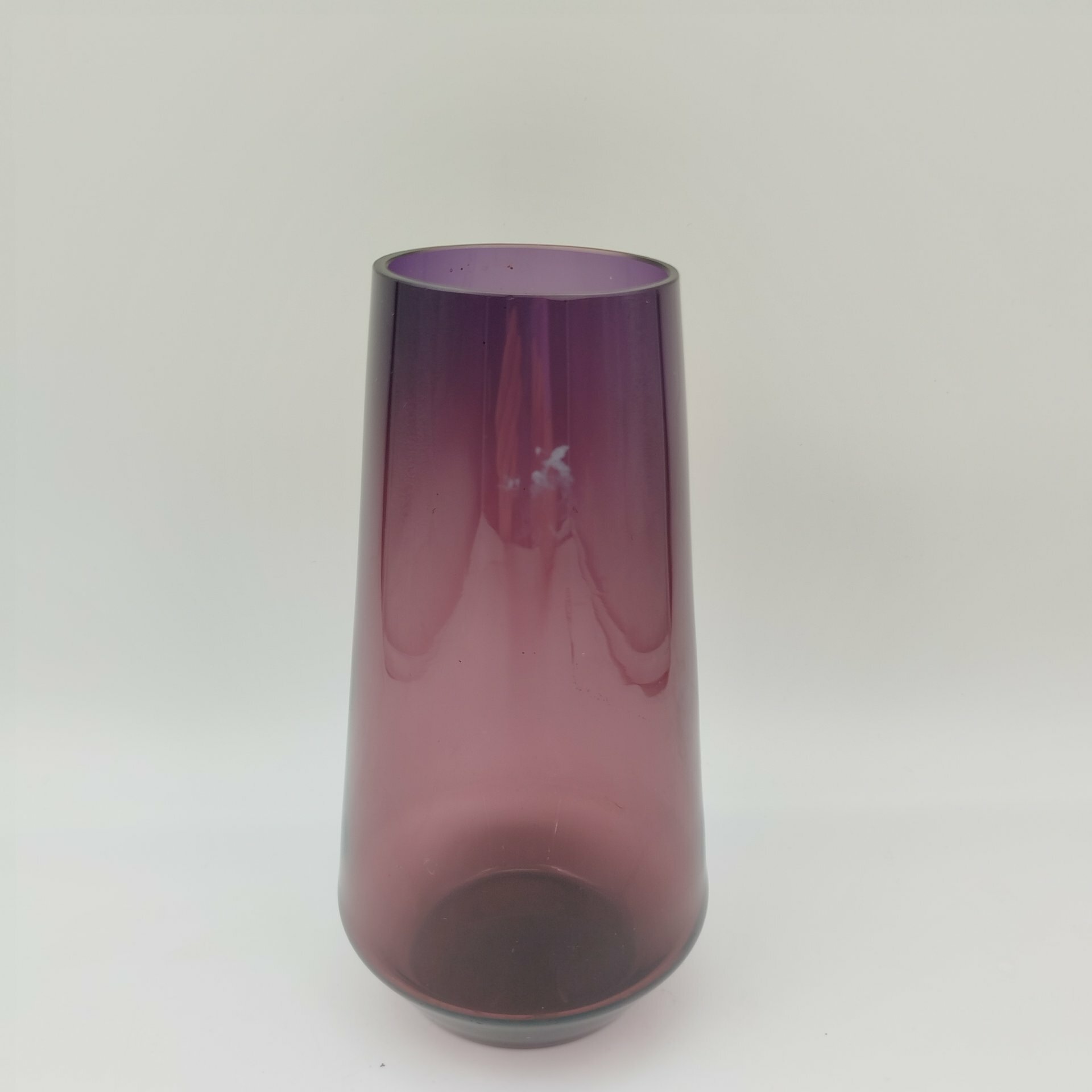 Ваза конусообразной формы марганцевого оттенка, стекло, СССР, 1970-1990 гг.