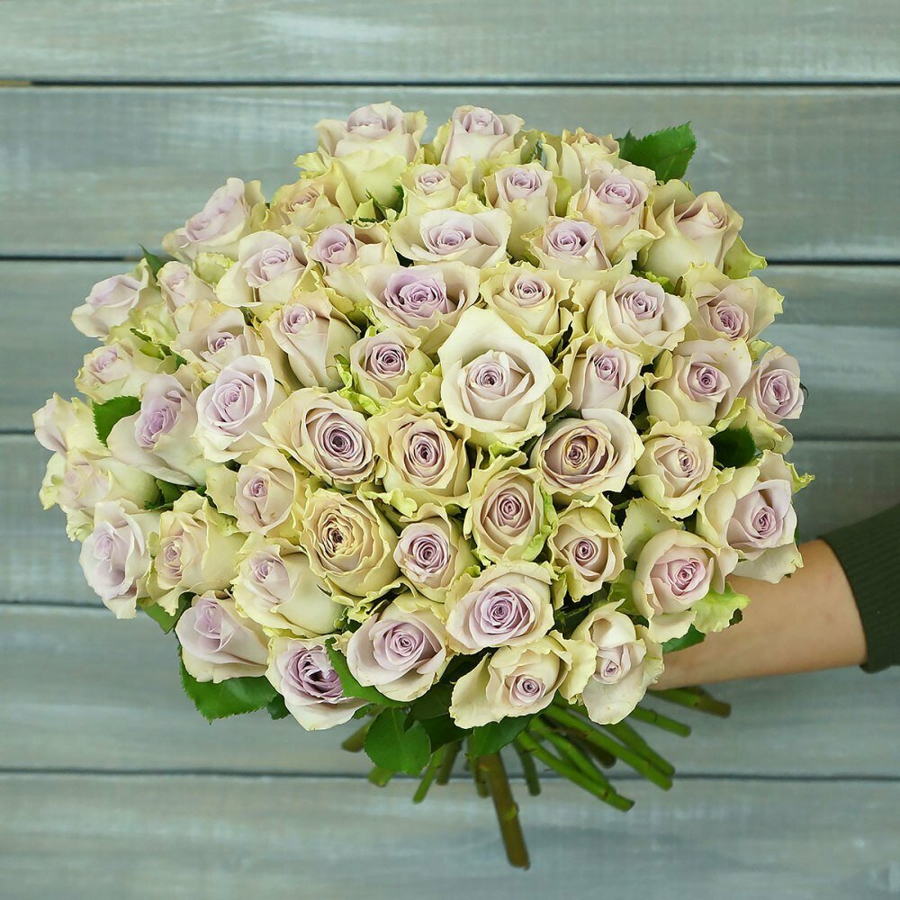 Монобукет Букет Маркет, 65 роз, сиреневые, на стеблях, высота 40см