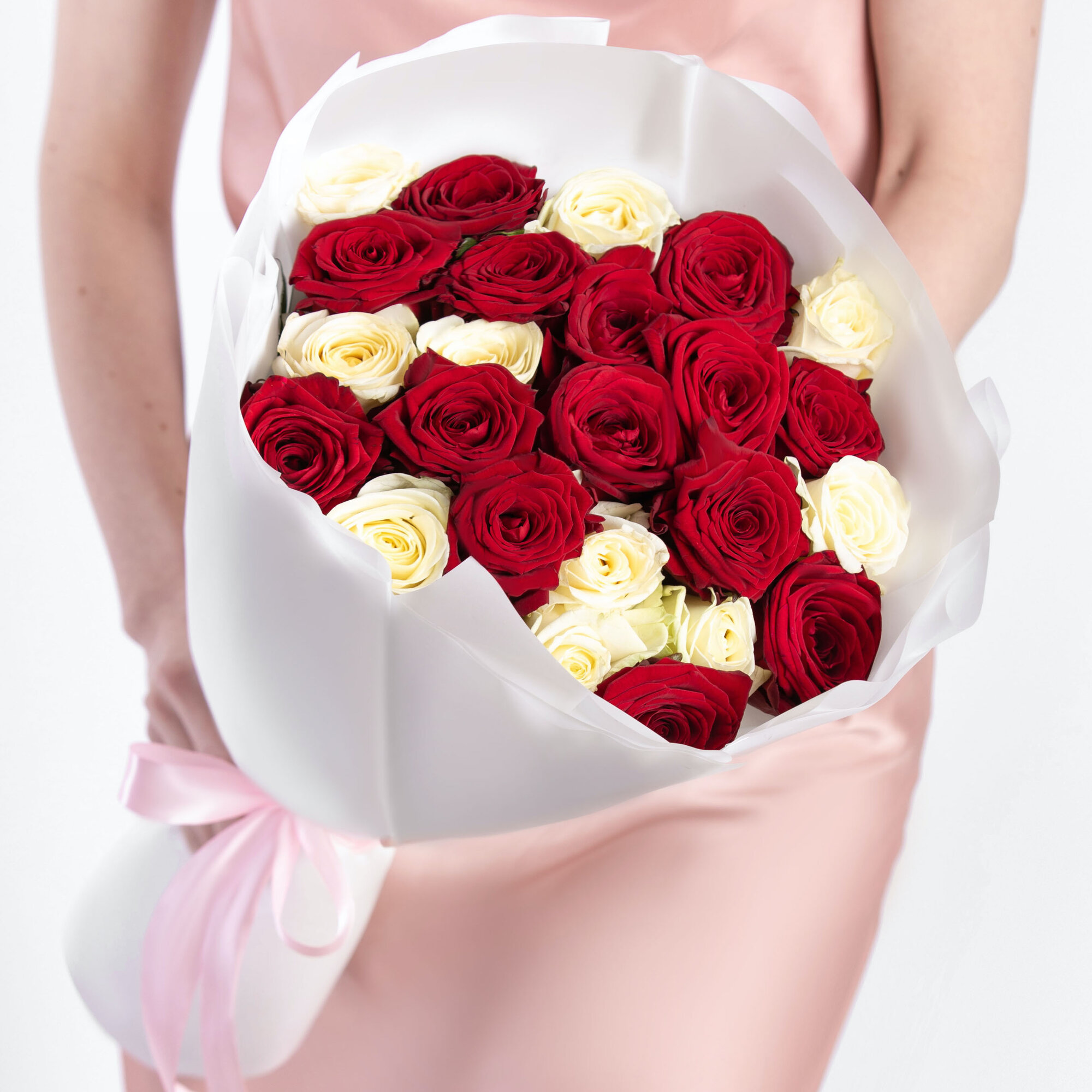 Букет Мегацвет24, 25 красных и белых роз, высота 40см, в дизайнерской плёнке