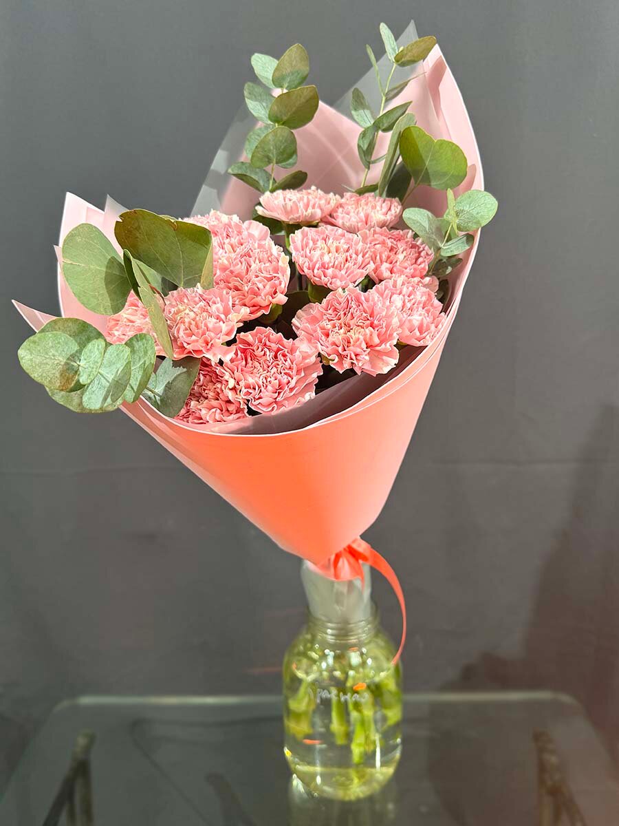 Букет Green Wings "Букет розовых гвоздик", 11 цветов, 50 см, упаковка в крафт-бумагу