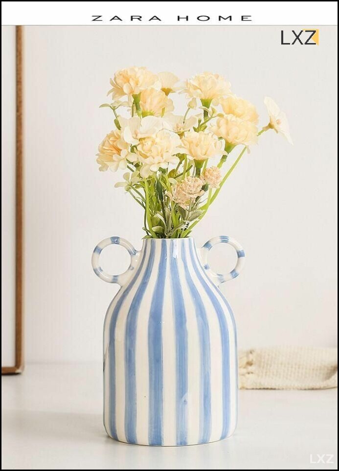 Эксклюзивная белая керамическая ваза с синими полосами на ножке Одри