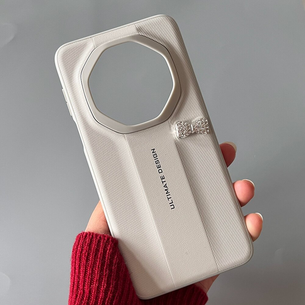 Чехол для Huawei Mate 70RS Artisan ｍａｓｔｅｒ из мягкой кожи с белой бабочкой-брошью из стразов