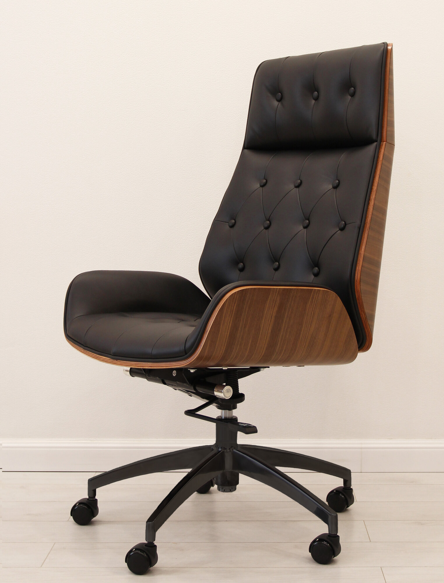 Кресло руководителя офисное Black Patio (с каретной стяжкой, натуральная кожа)