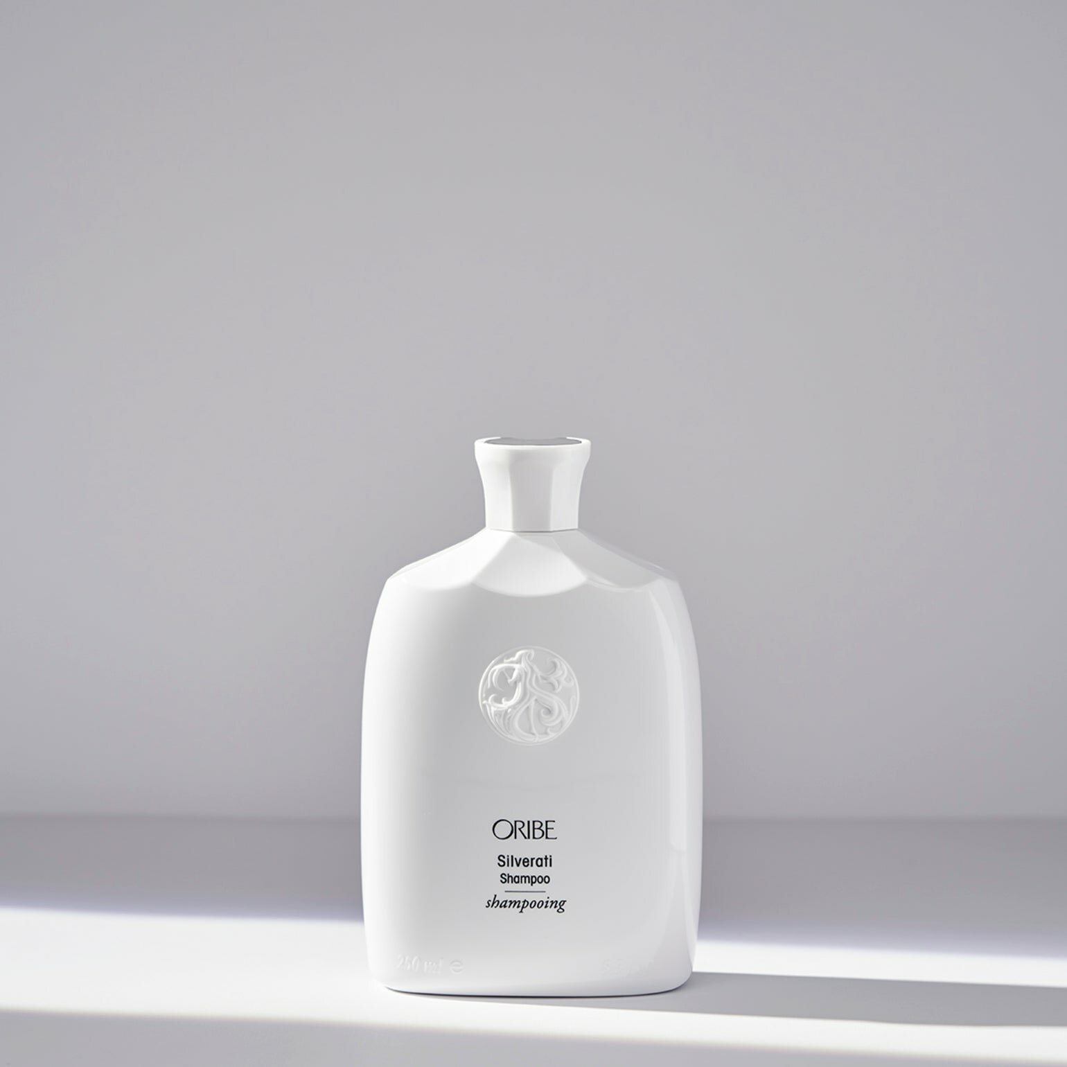 ORIBE Осветляющий шампунь для окрашенных, пепельных и седых волос Shampoo Silverati 250 мл
