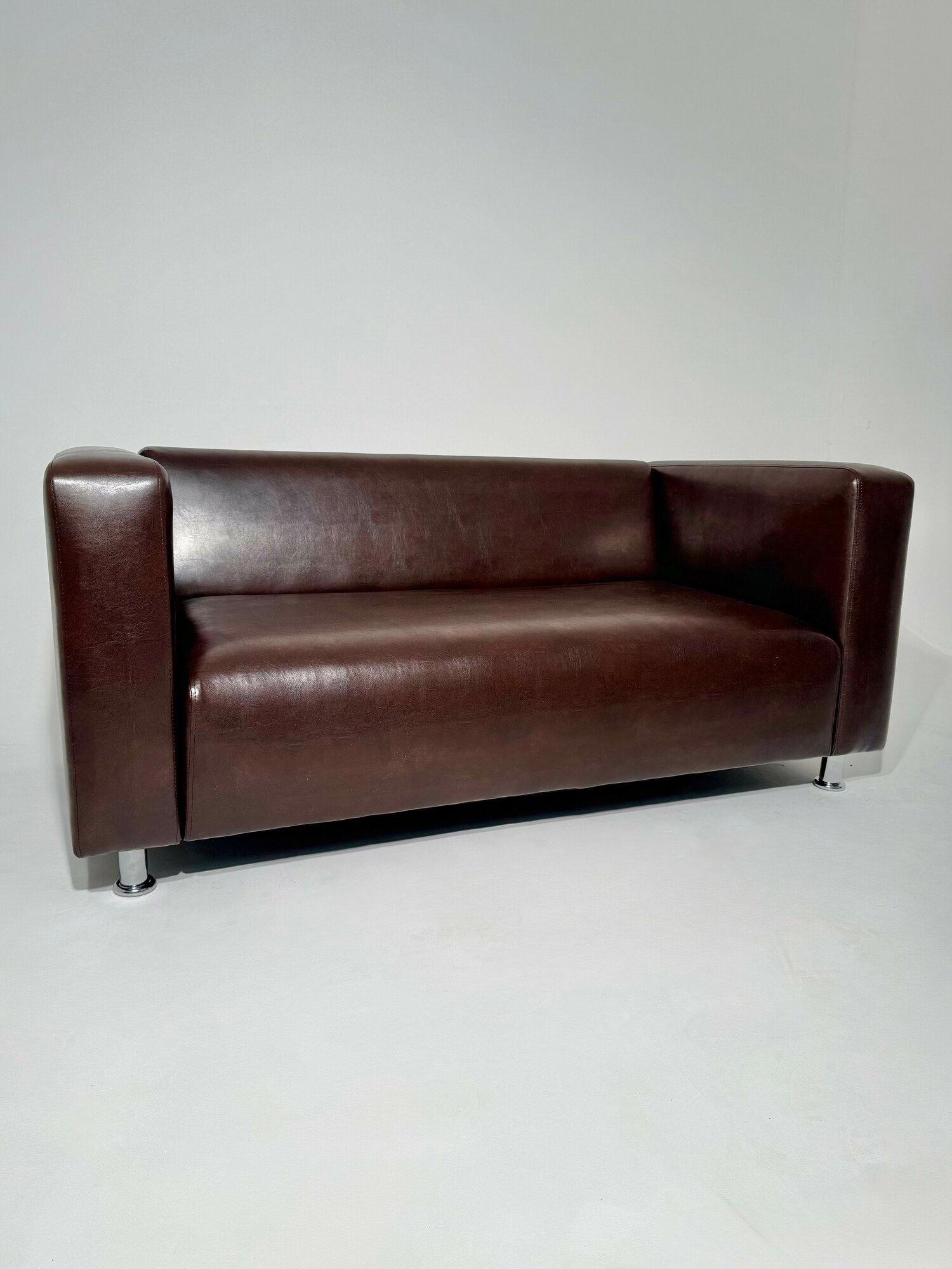 Диван офисный Партнёр, механизм Нераскладной, 160х86х75 см, темно-коричневый глянцевый