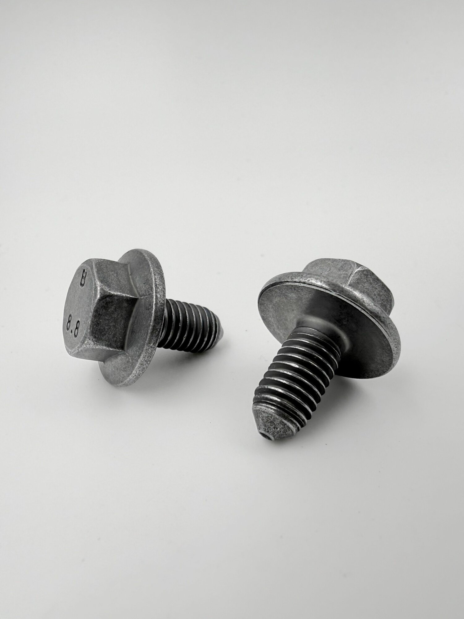 N91079301 Болт М8х16 VAG (1шт) оригинал шестигранный с буртиком (фланцем), шаг резьбы 1.25, класс прочности 8.8, B