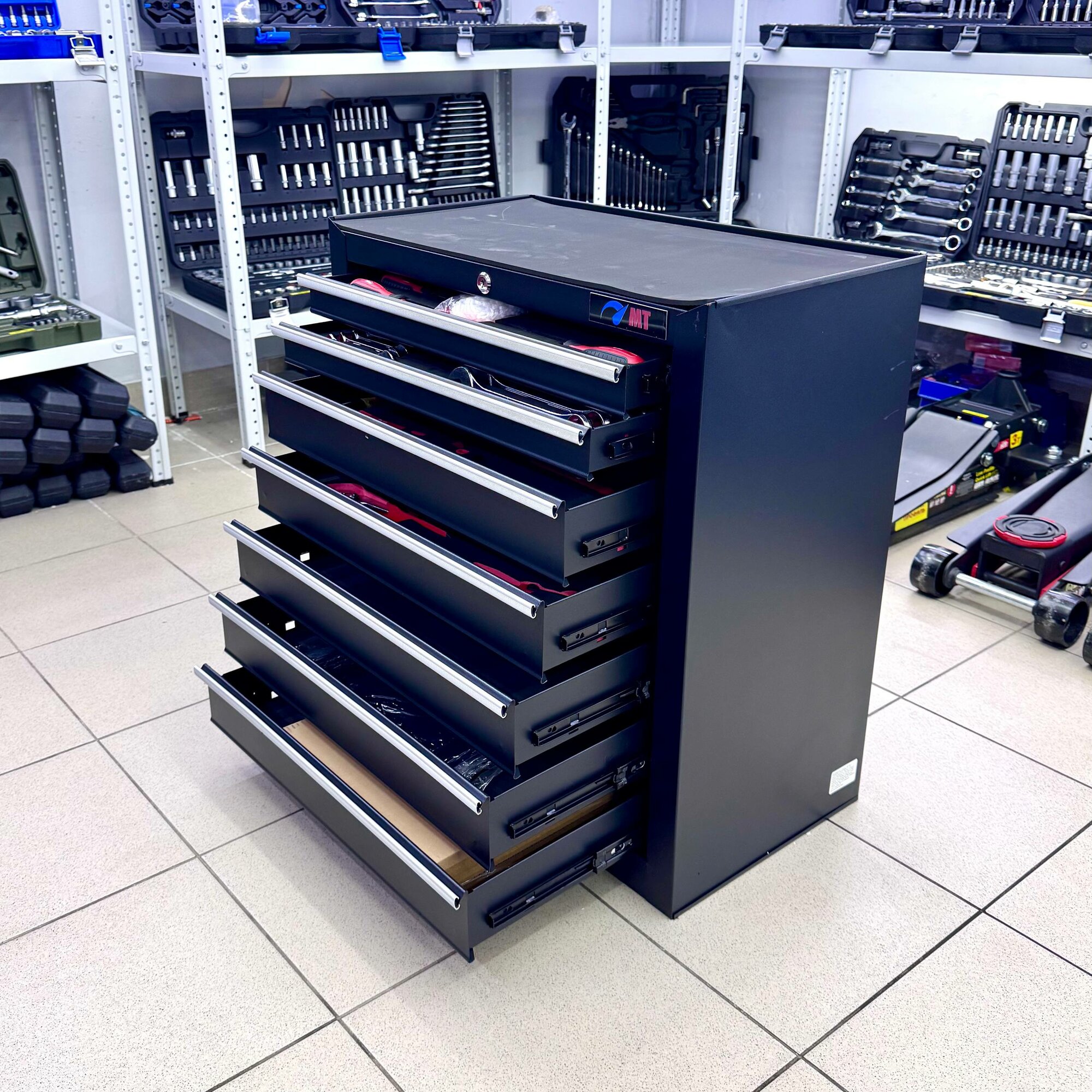 Тележка инструментальная 7-полочная с набором инструментов 188пр. Маякавто