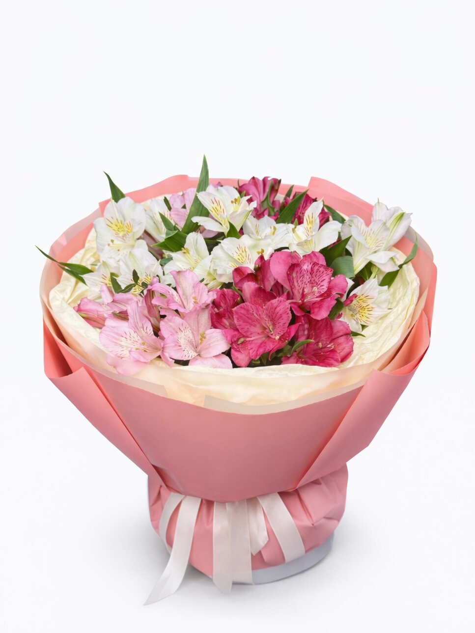 Сборный букет из альстромерий (Alstroemeria) в розово-кремовой палитре — лёгкость, яркость и нежность в одном выборе