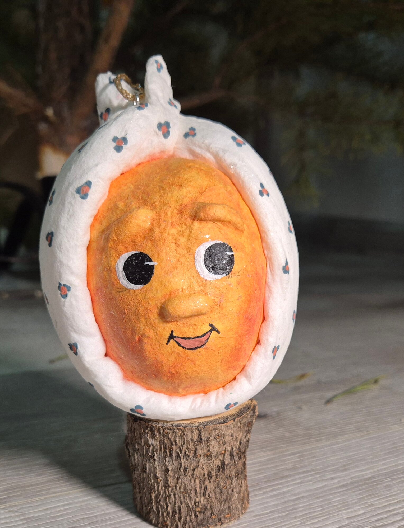 Колобок ватный на пеньке