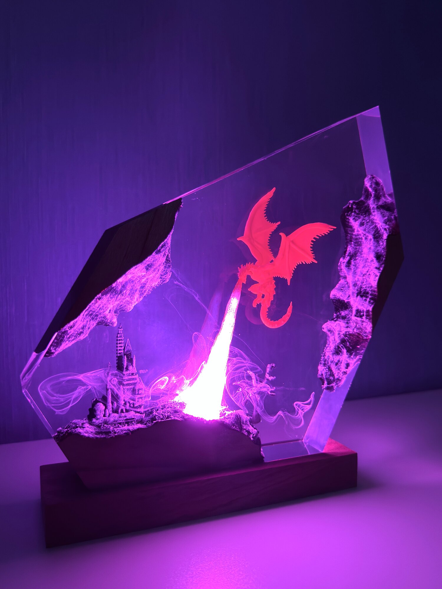 Декоративный светильник ночник из эпоксидной смолы (USB) Замок с Драконом / Натуральное дерево 21х21см