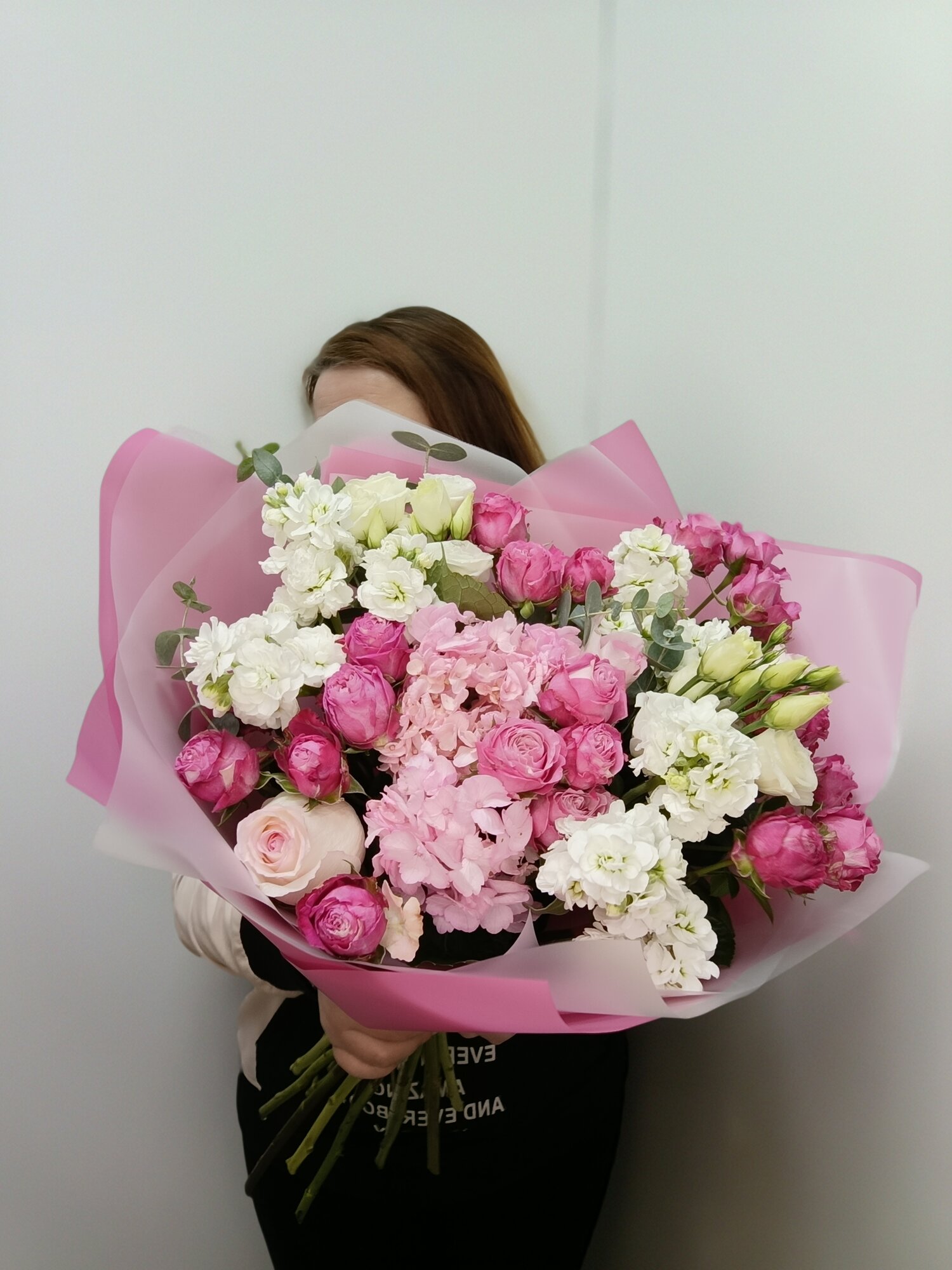 Букет авторский, розы пионовидные, кустовые, гортензии, маттиолы, эустомы, розовый