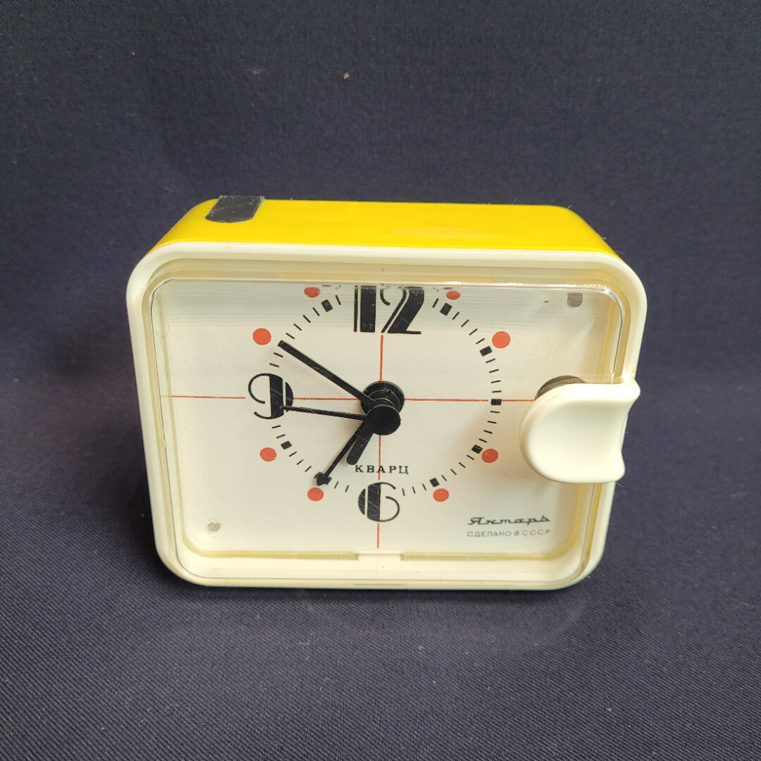 Настольные часы-будильник с подсветкой "Янтарь", пластиковый корпус, рабочие, винтаж СССР
