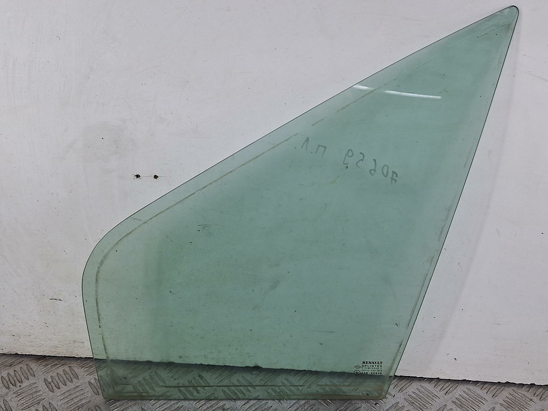Форточка двери передней левой Renault Scenic рест. (1999 - 2003)
