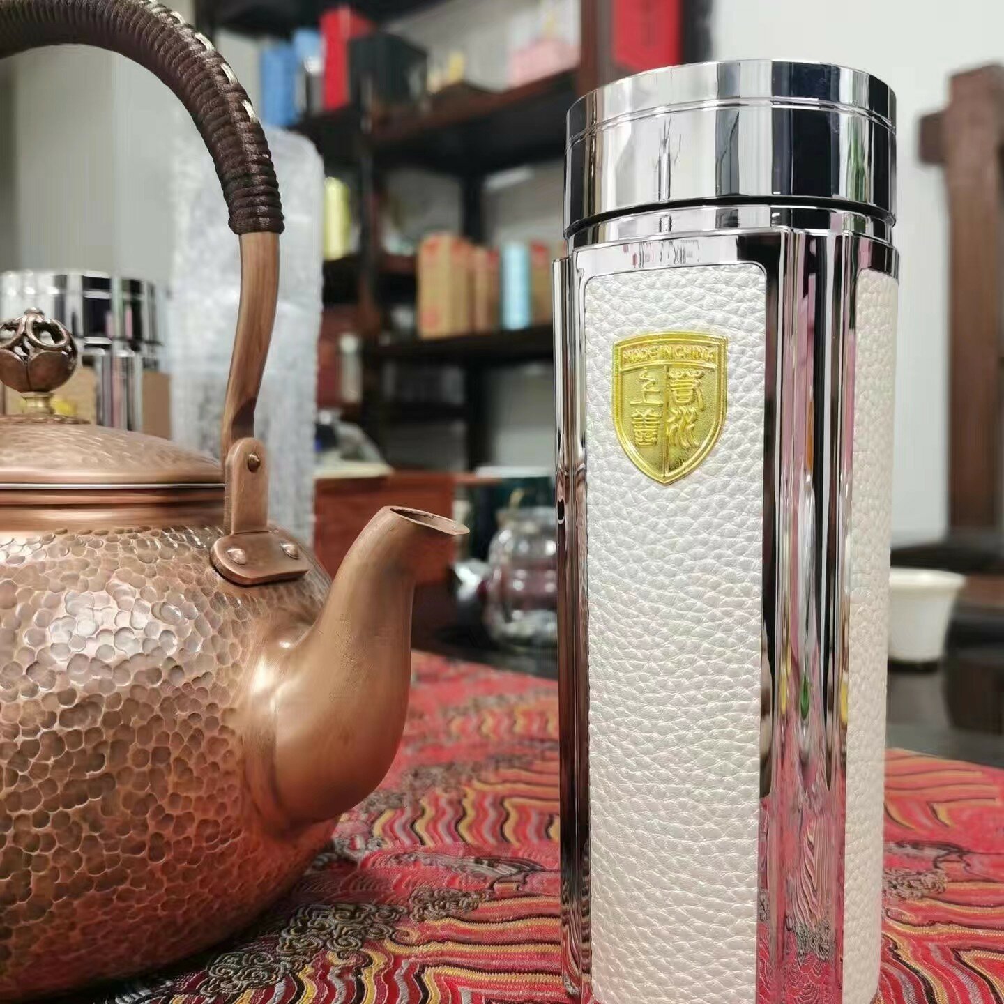 Модная квадратная термос-чашка с кожаным рисунком и серебряным ионом, белый цвет, подарочная упаковка в льняном коробе