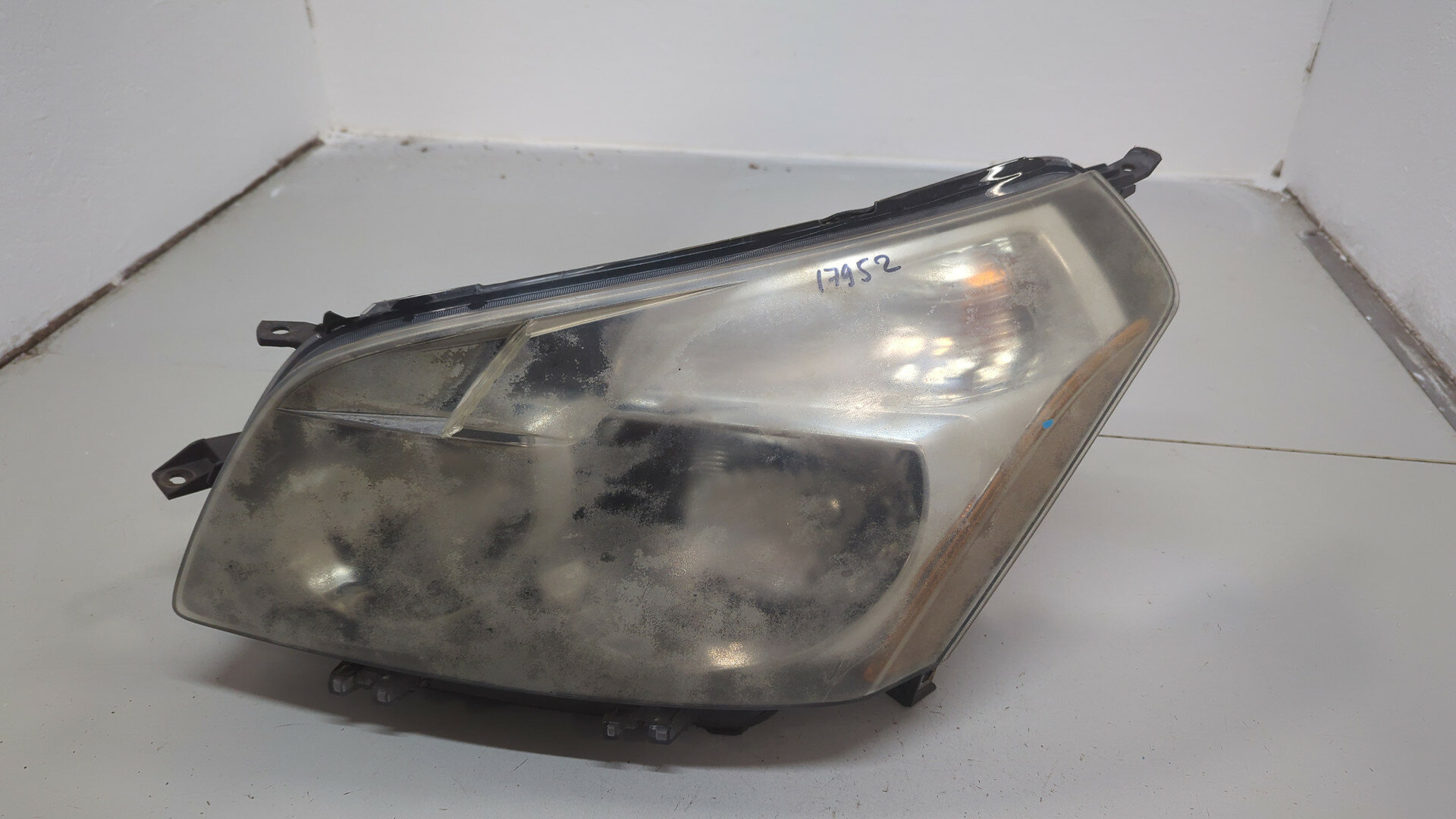 Фара (передняя) левая Pontiac Vibe 2 Б/У