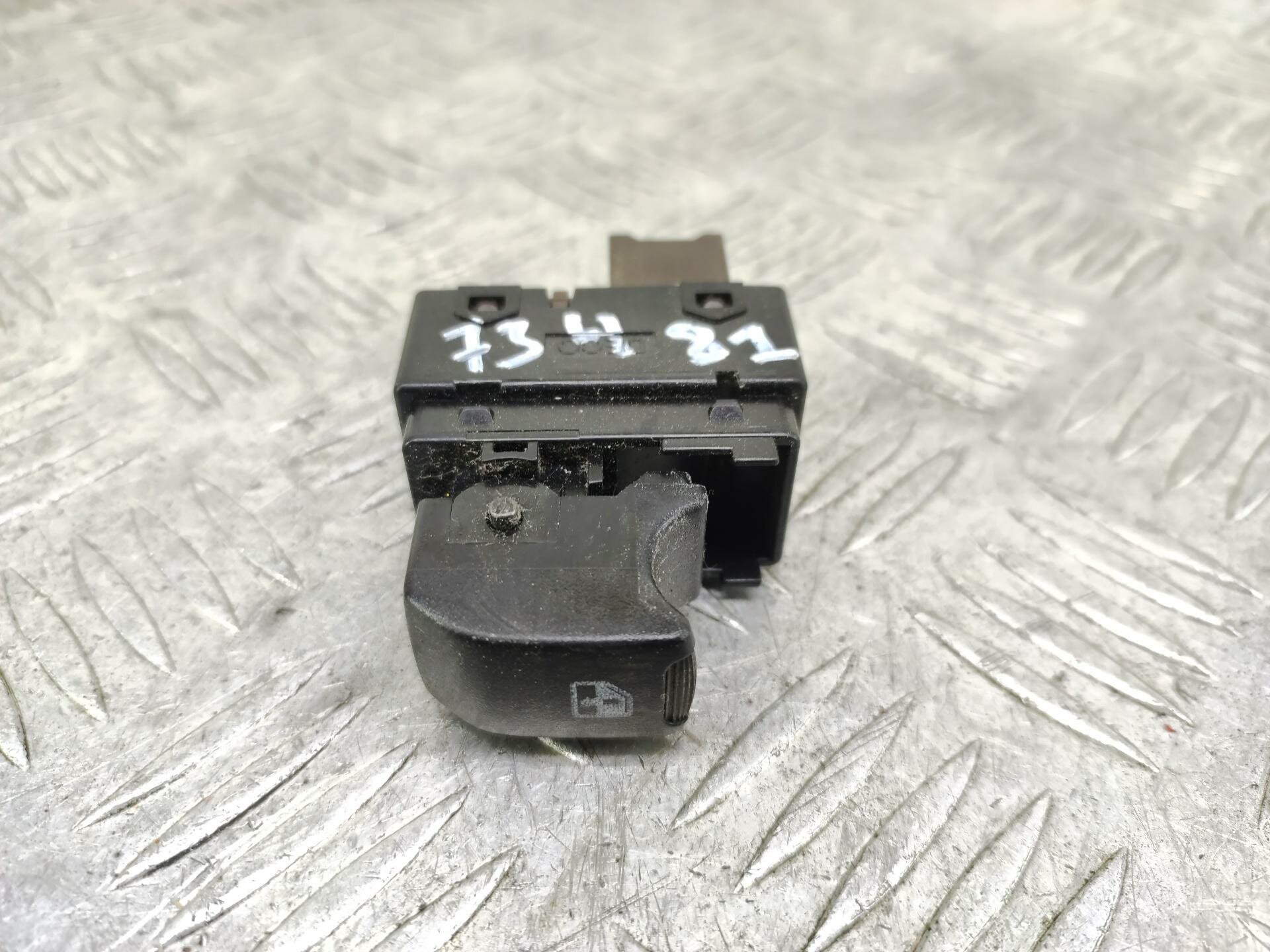 Кнопка стеклоподъемника двери передней правой Chevrolet Spark M300 2012