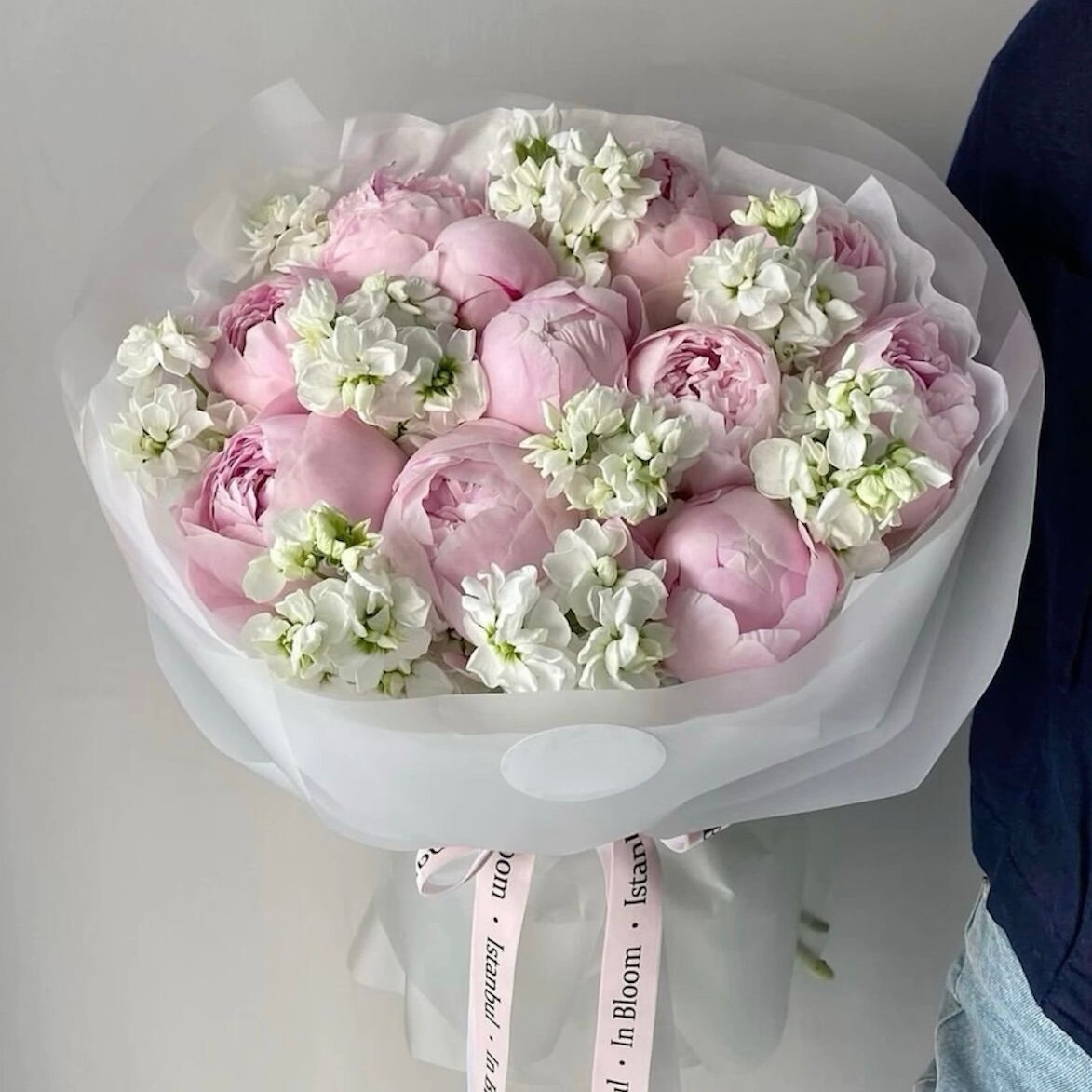 Букет из розовых пионов и белой маттиолы, красивый букет цветов, шикарный, премиум цветы, премиум букет