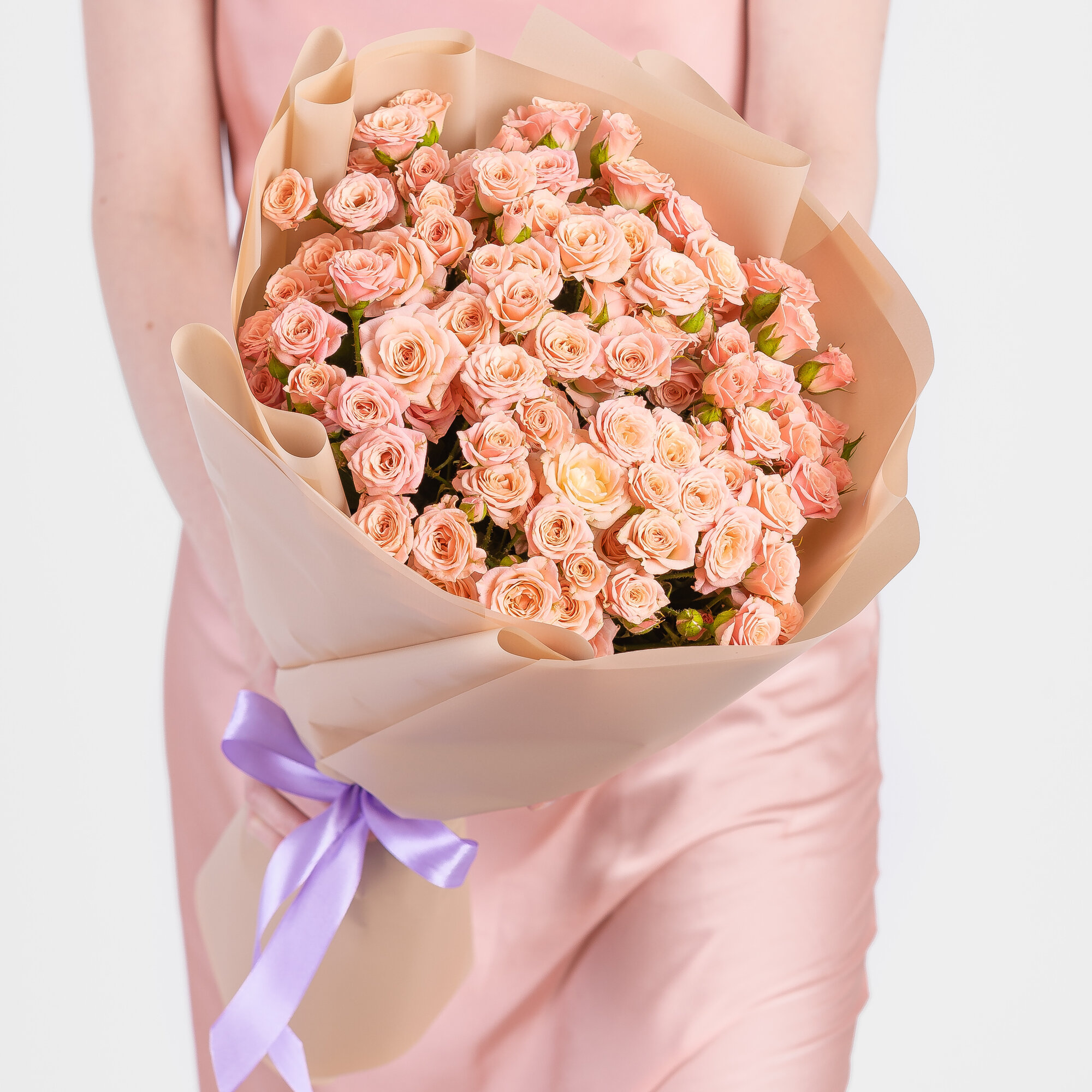 Букет Мегацвет24 "Кустовые розы Лидия", высота 40 см, 19 шт, розовый, дизайнерская упаковка