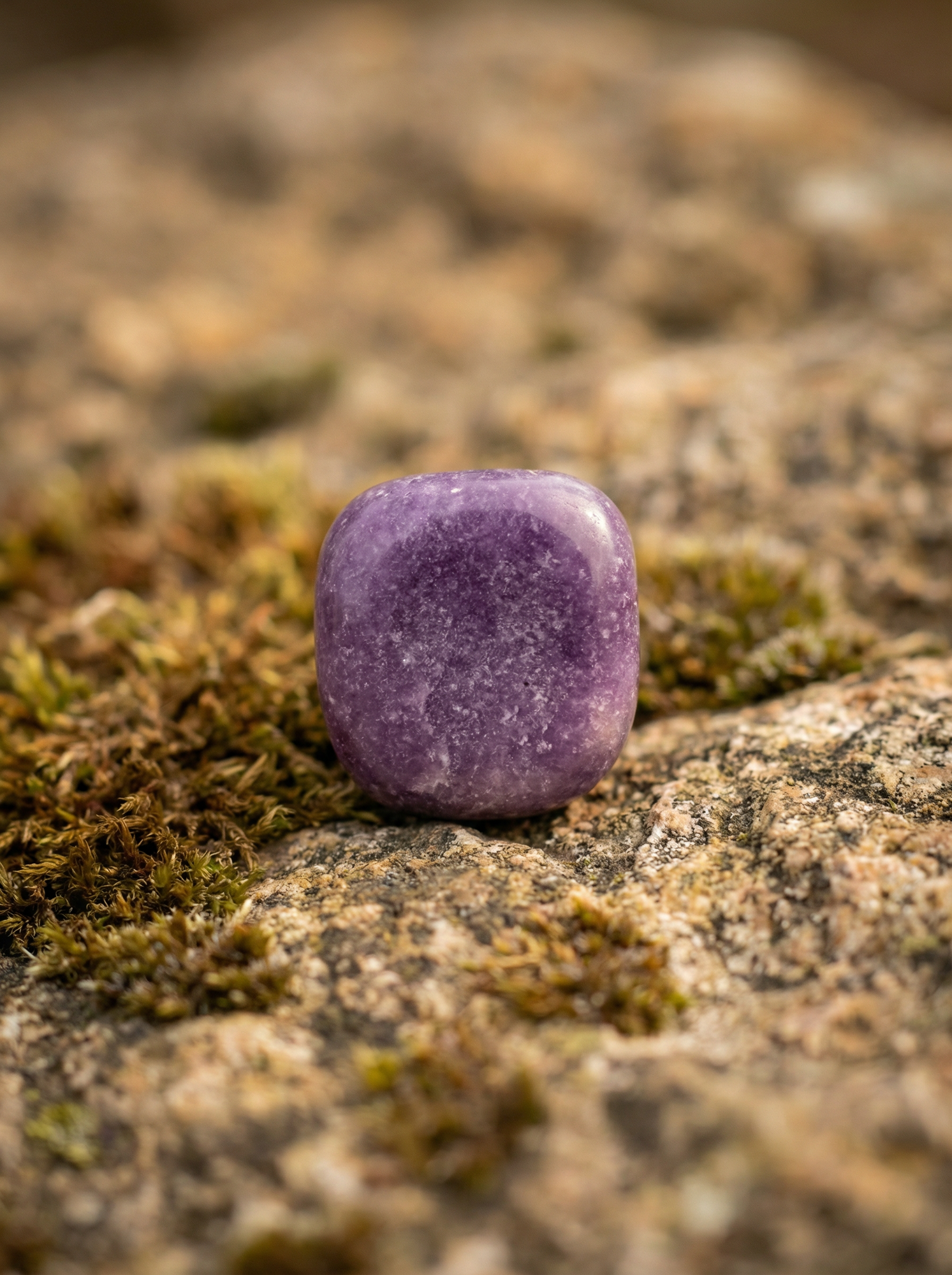 Лепидолит натуральный камень галтовка кубы, сиреневый, 1 штука, 2-2,5 см