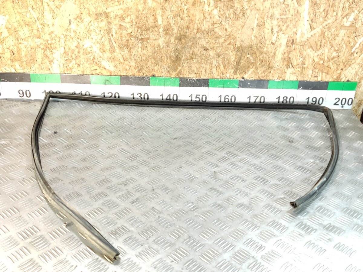 Уплотнитель стекла двери пер. левый MITSUBISHI Carisma 2000 2003 MR100741