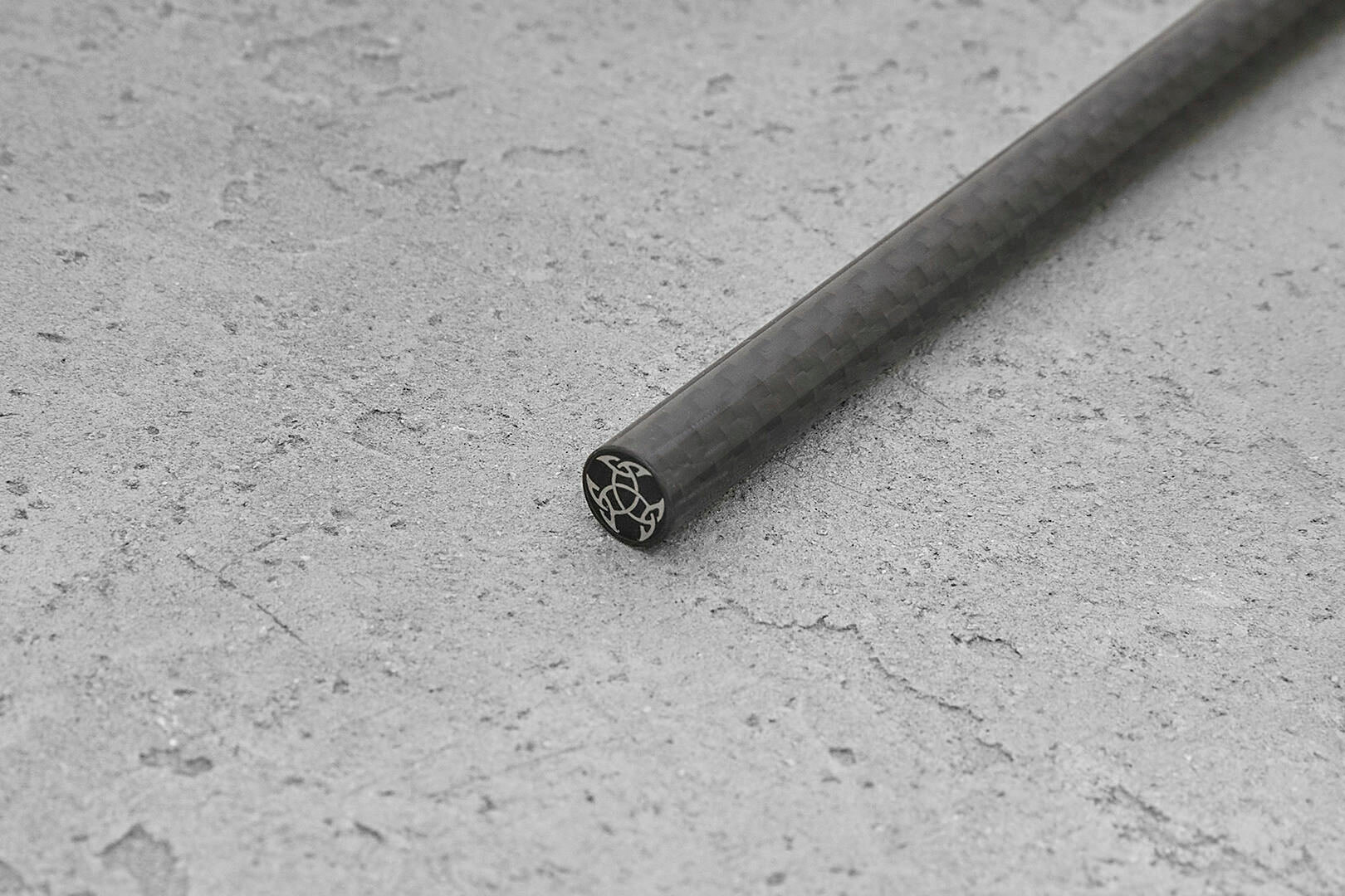 Мозаичный пин "Трикветр-II" 8,0x100 мм, контур - карбон, центр - сталь