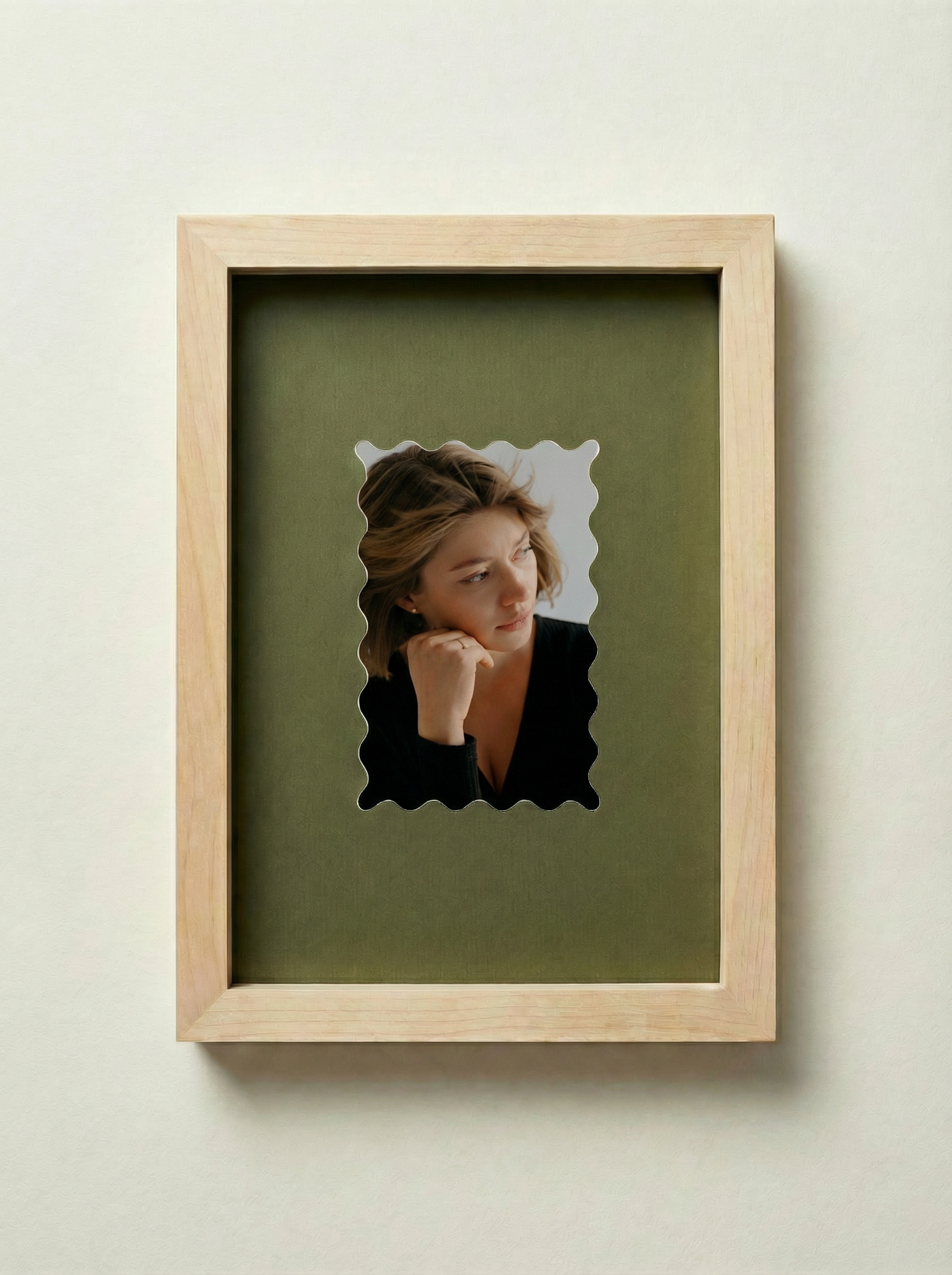 Деревянная рамка Ramio 21х30 см для фото 10x15 см, волнистое паспарту, зеленый цвет