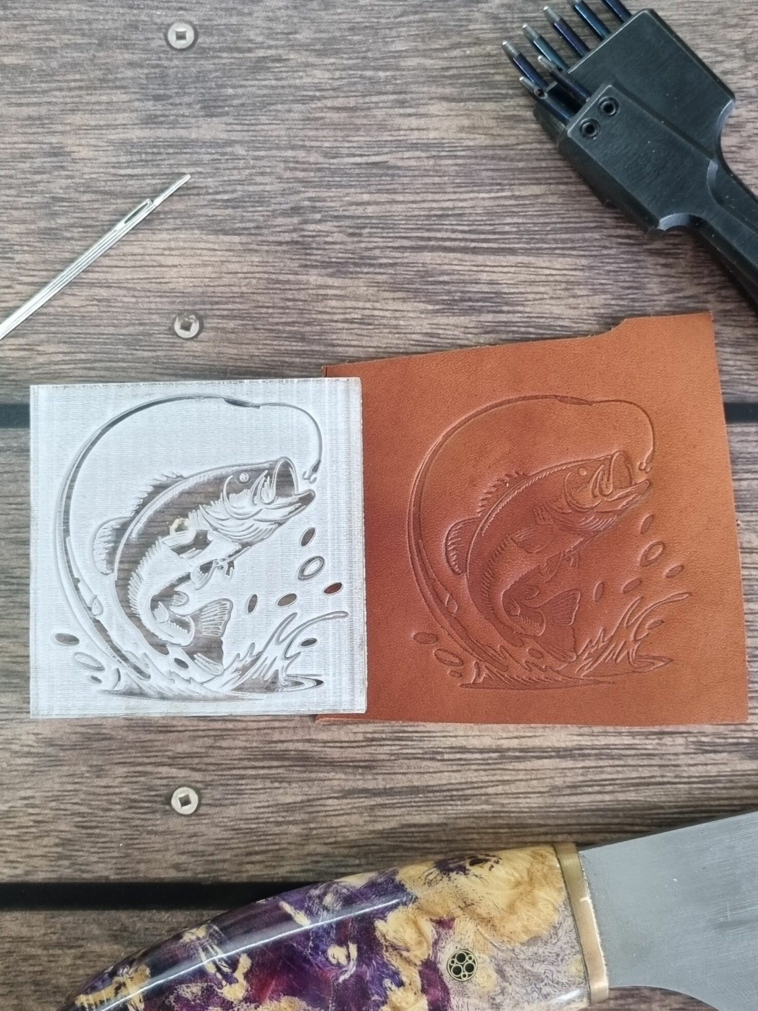 Акриловое клише для тиснения по коже " На крючке " . Подходит для изготовления и оформления обложек.