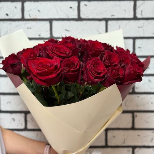 Букет из 29 эквадорских роз сорт эксплорер в упаковке высотой 60 сантиметров