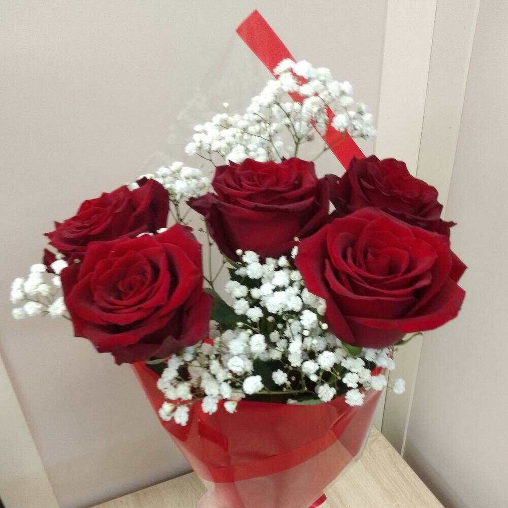 Авторский букет цветов из пяти роз эквадор Premium Class Explorer с белой гипсофилой "Корпоративный букет"