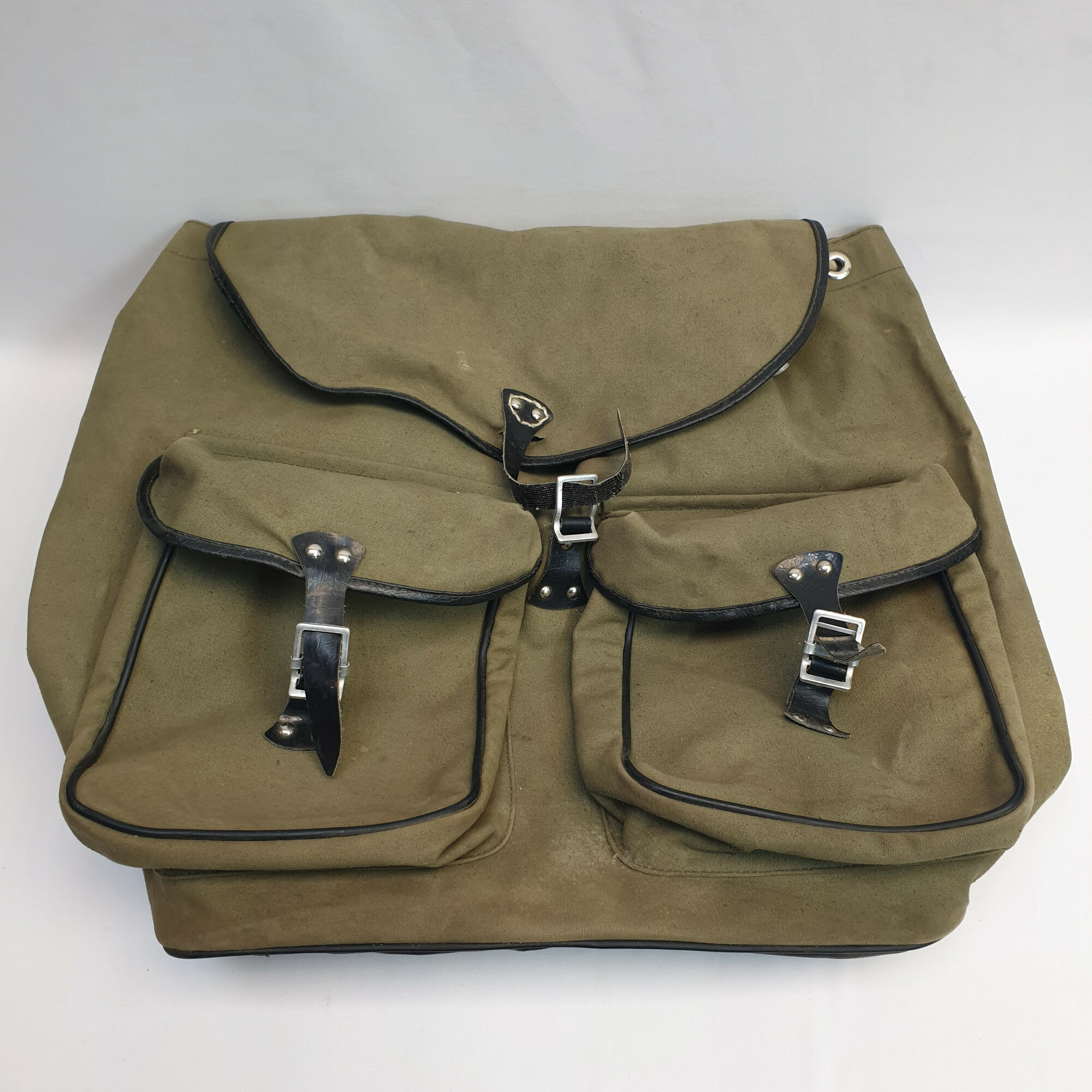 Винтажный туристический рюкзак с кожаными ремнями, оторвана бретелька, СССР.