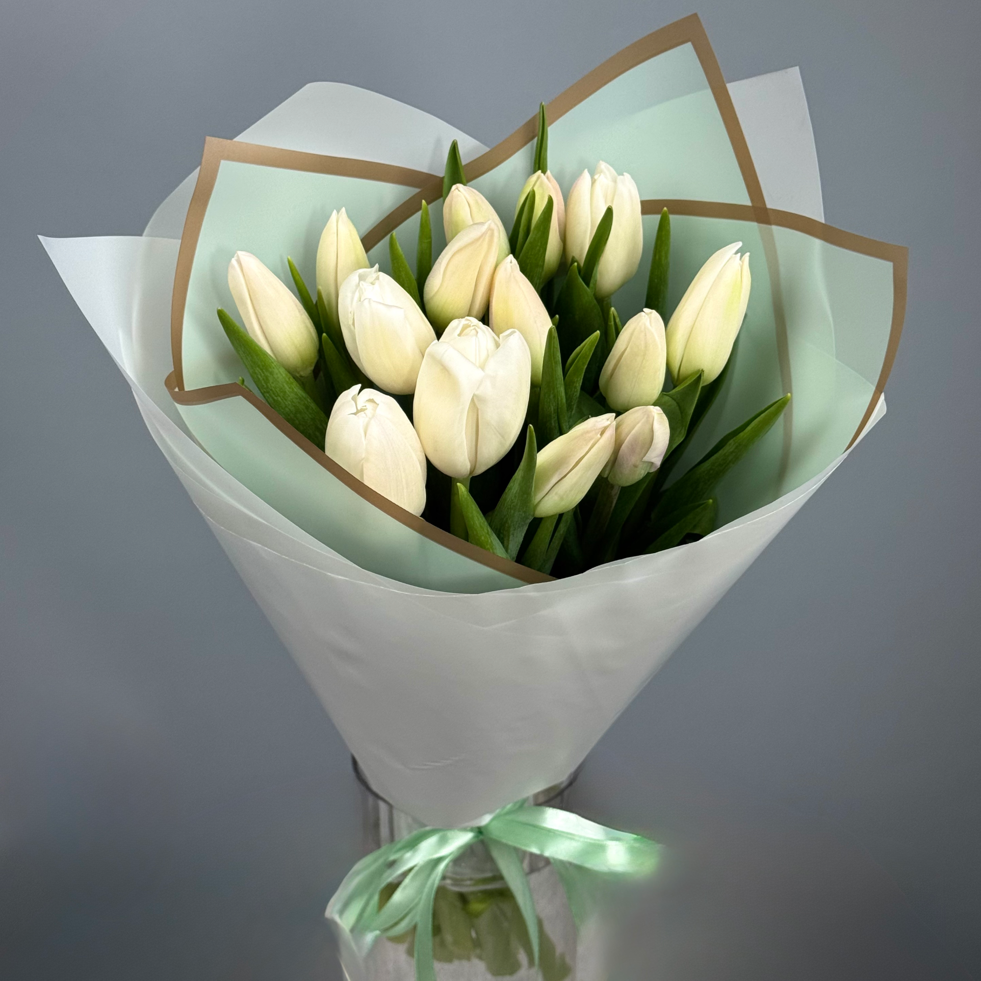 Букет из 15 белых тюльпанов в стильной упаковке. «365 Поводов» - живые цветы с доставкой