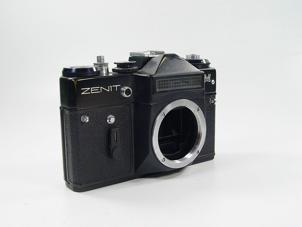 Фотоаппарат старинный Зенит-ЕМ. Красногорский механический завод КМЗ, СССР, 1982 г. Футляр.