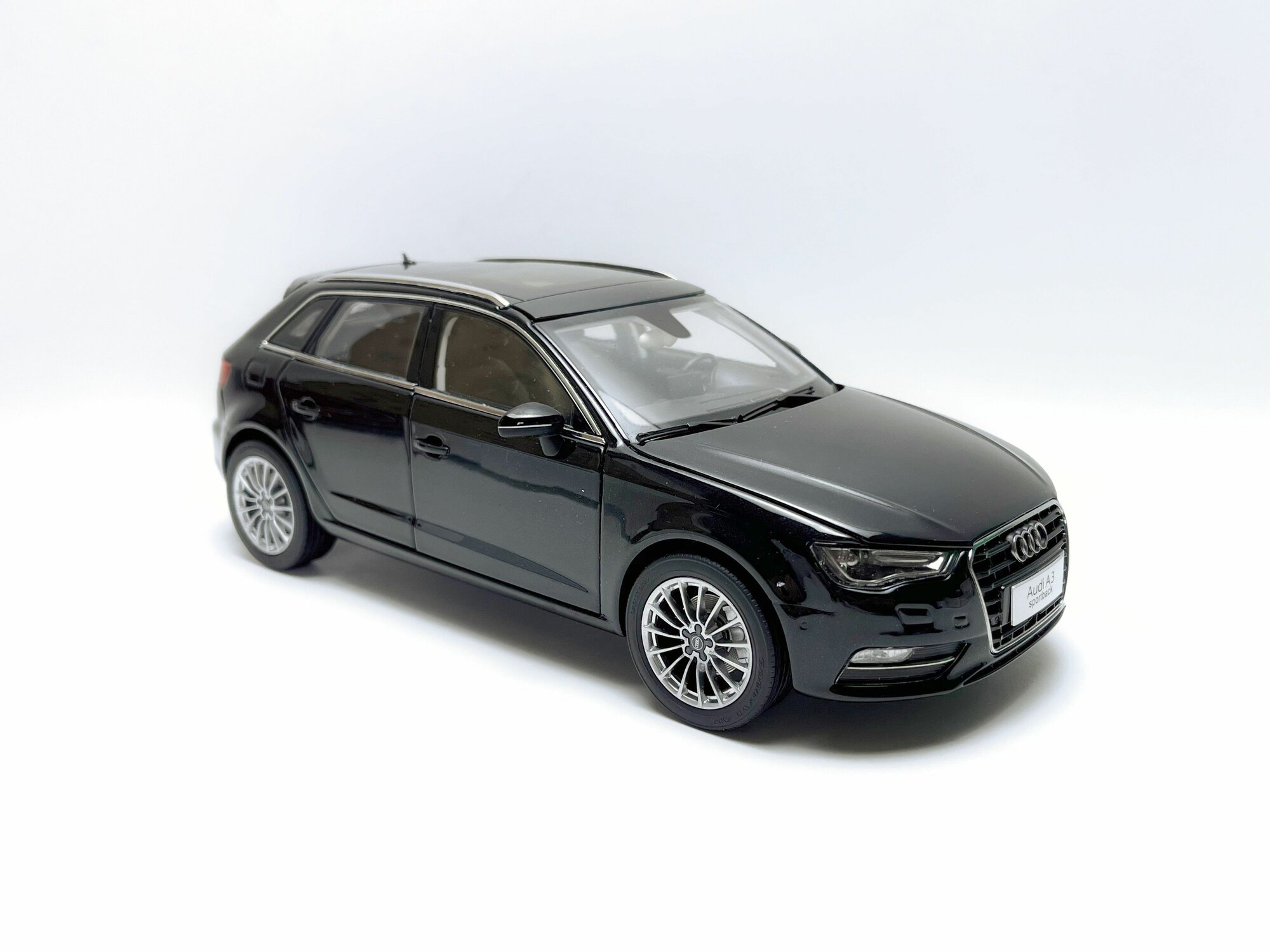 Модель автомобиля FAW-Volkswagen Audi A3 в масштабе 1:18 из литого под давлением металла коллекционное издание