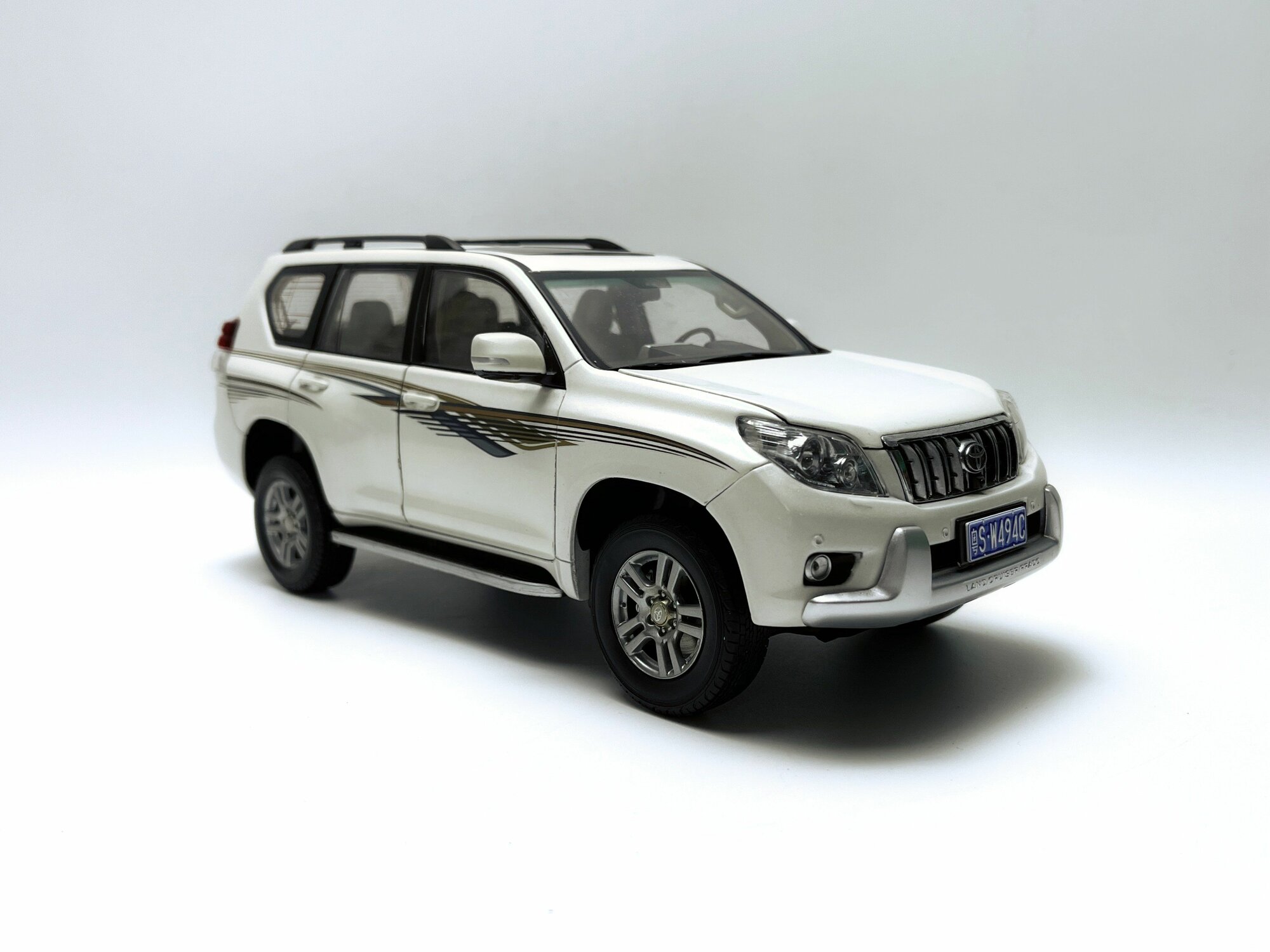 Модель автомобиля Toyota Prado из сплава в масштабе 1:18
