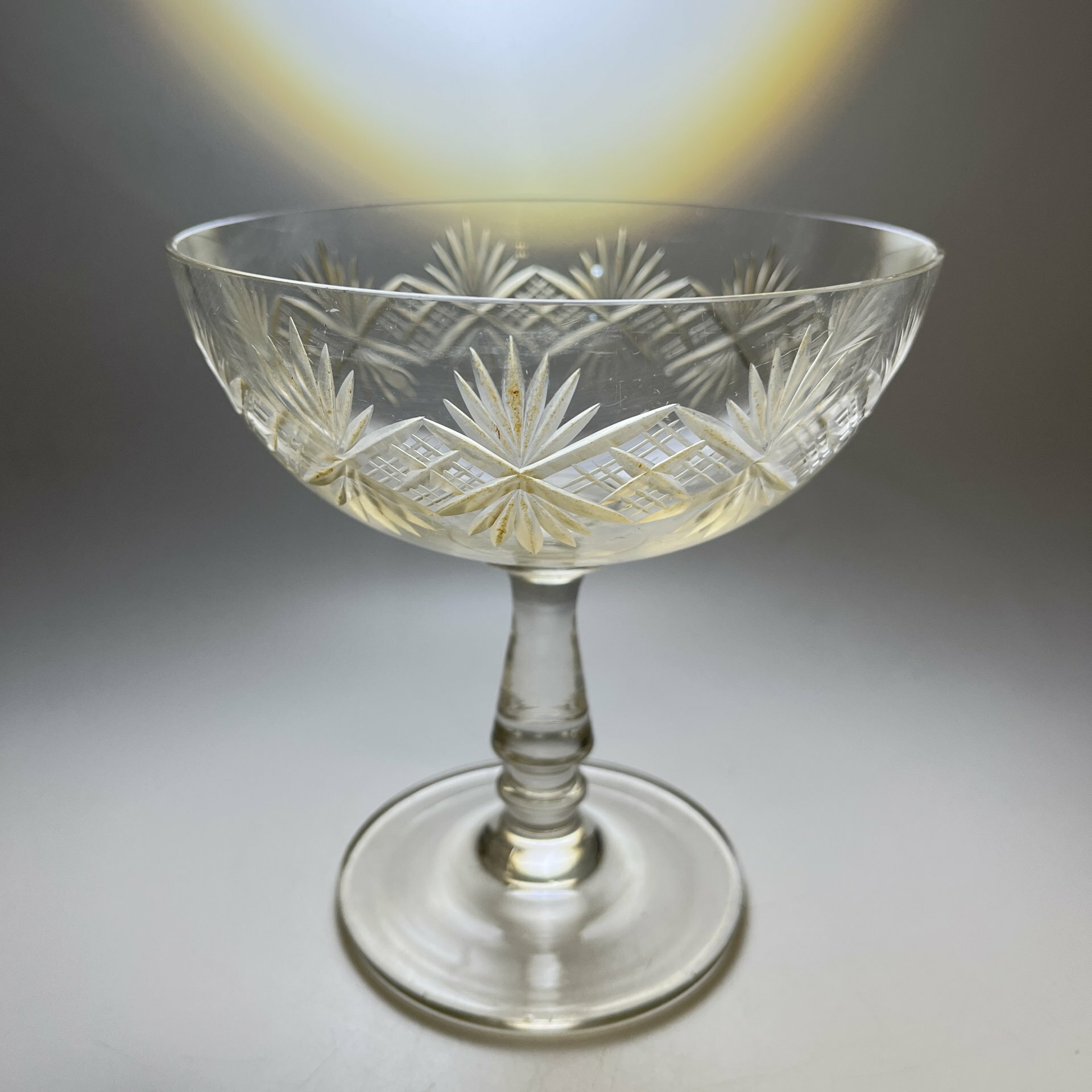 Вазочка для десерта (бонбоньерка) на ножке с резным геометрическим декором