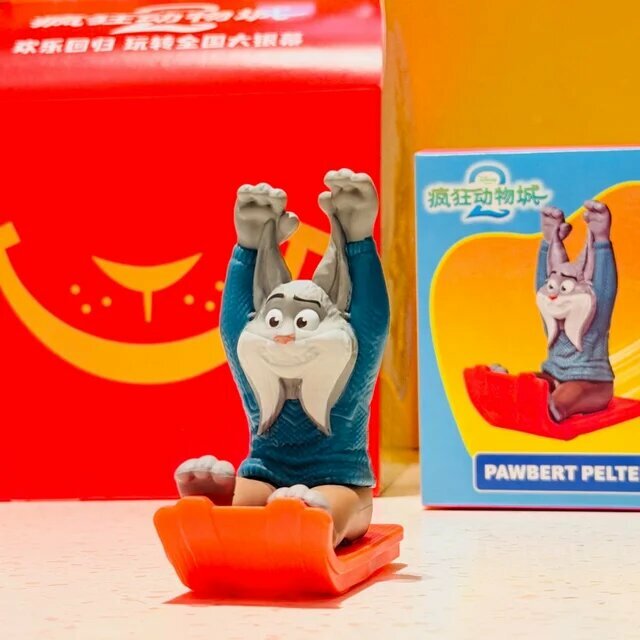 Игрушки для Happy Meal от McDonald's «Зверополис 2» 2025 года, в том числе коллекционные игрушки Ник, Джуди, Флэш, Гэри, Нибулл и Паберт, украшения для рабочего стола и подарки.